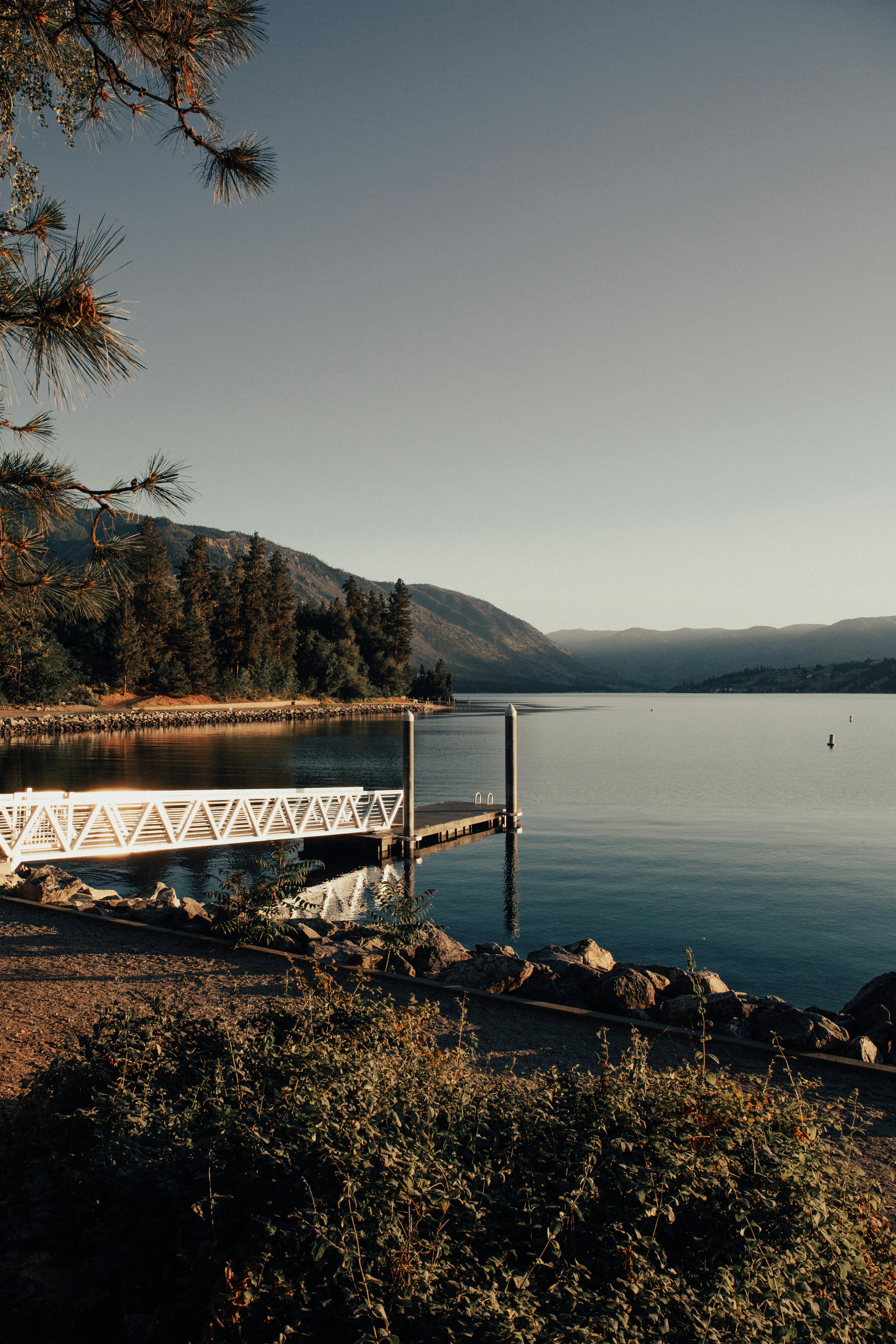 Un quai au-dessus d’un plan d’eau photo – Photo Chelan Gratuite sur ...