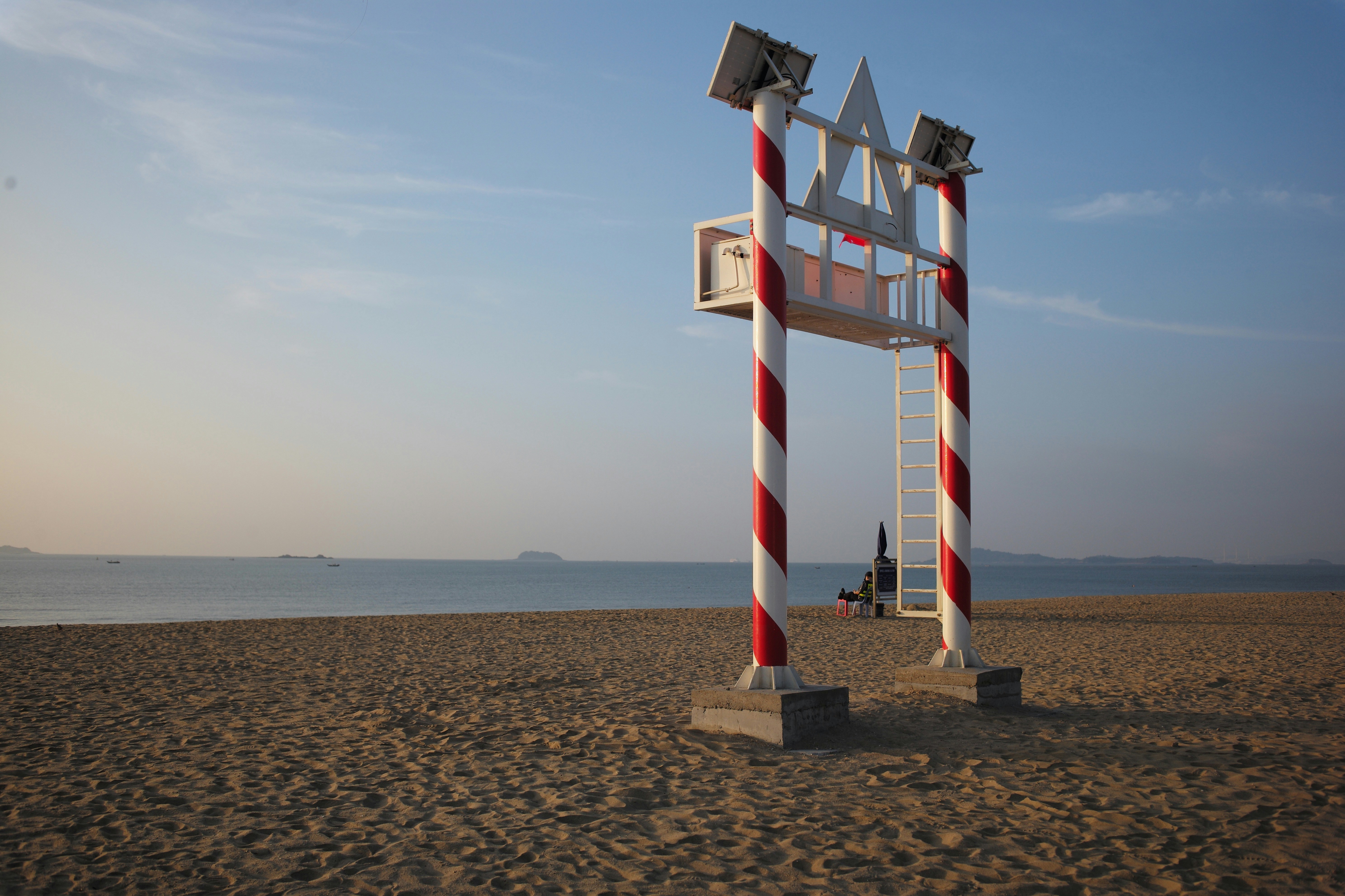 A structure on a beach photo – Free Beach Image on Unsplash