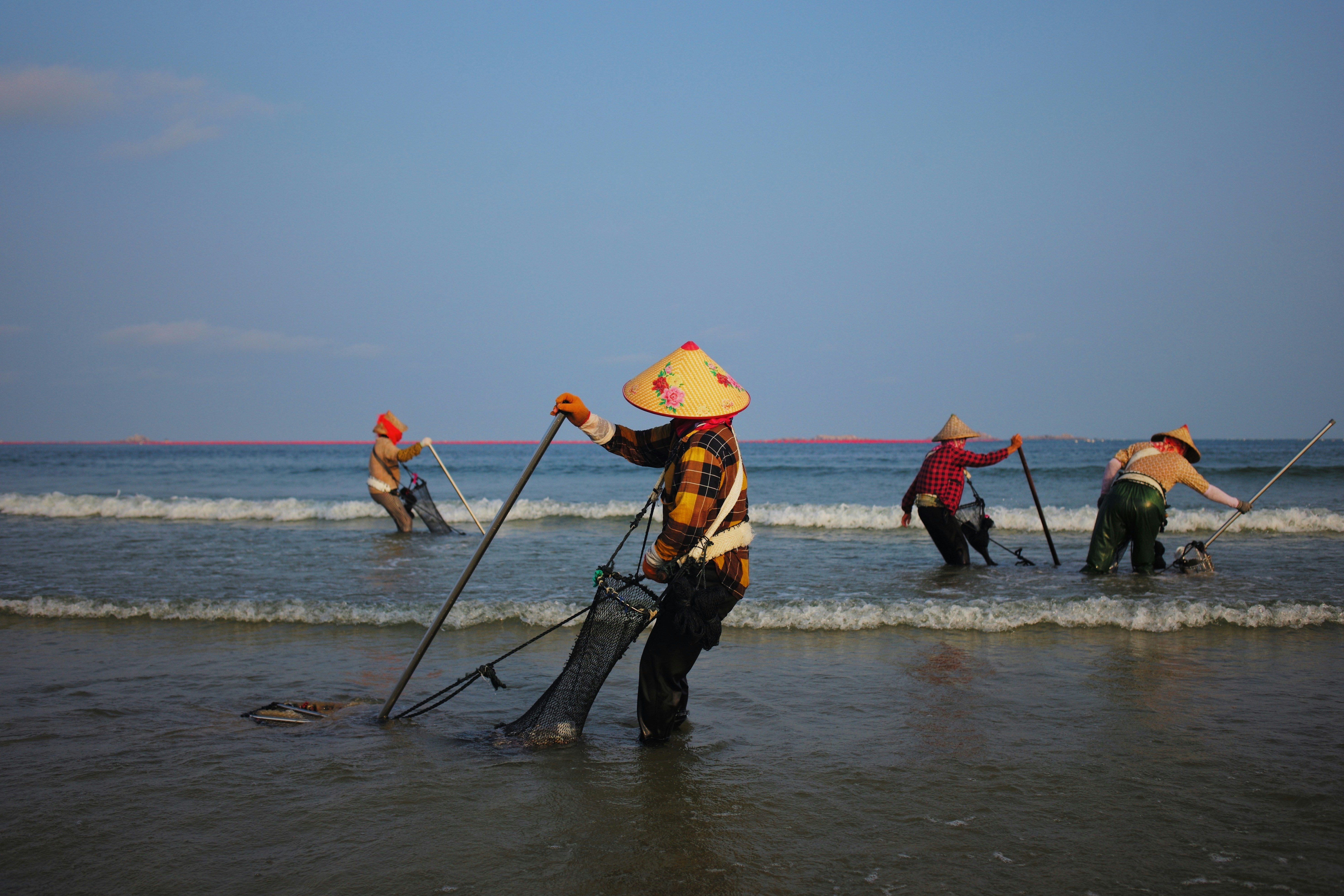 Foto Un grupo de personas pescando en el mar – Imagen Humano gratis en ...