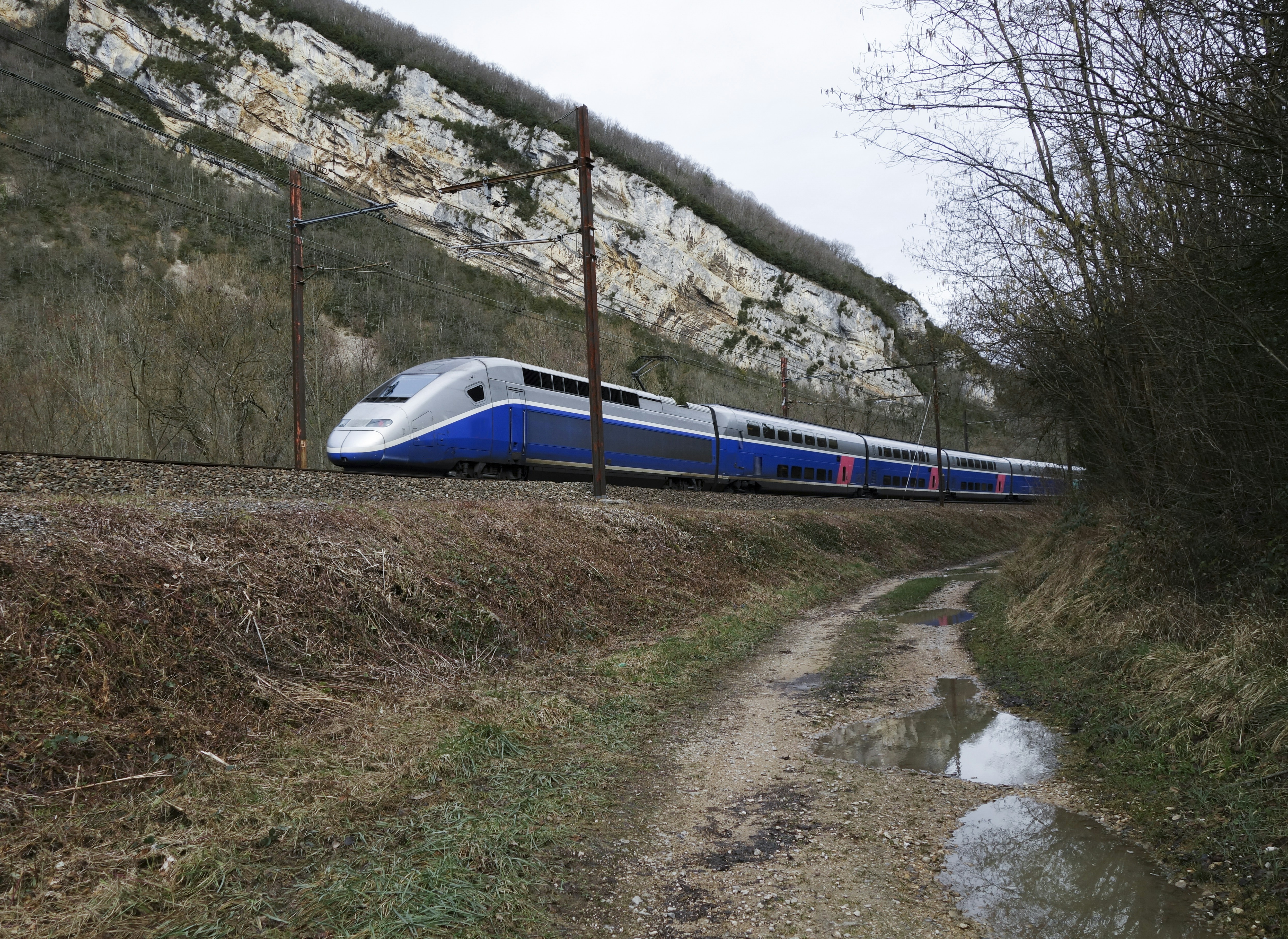 A train on the railway tracks photo – Free France Image on Unsplash