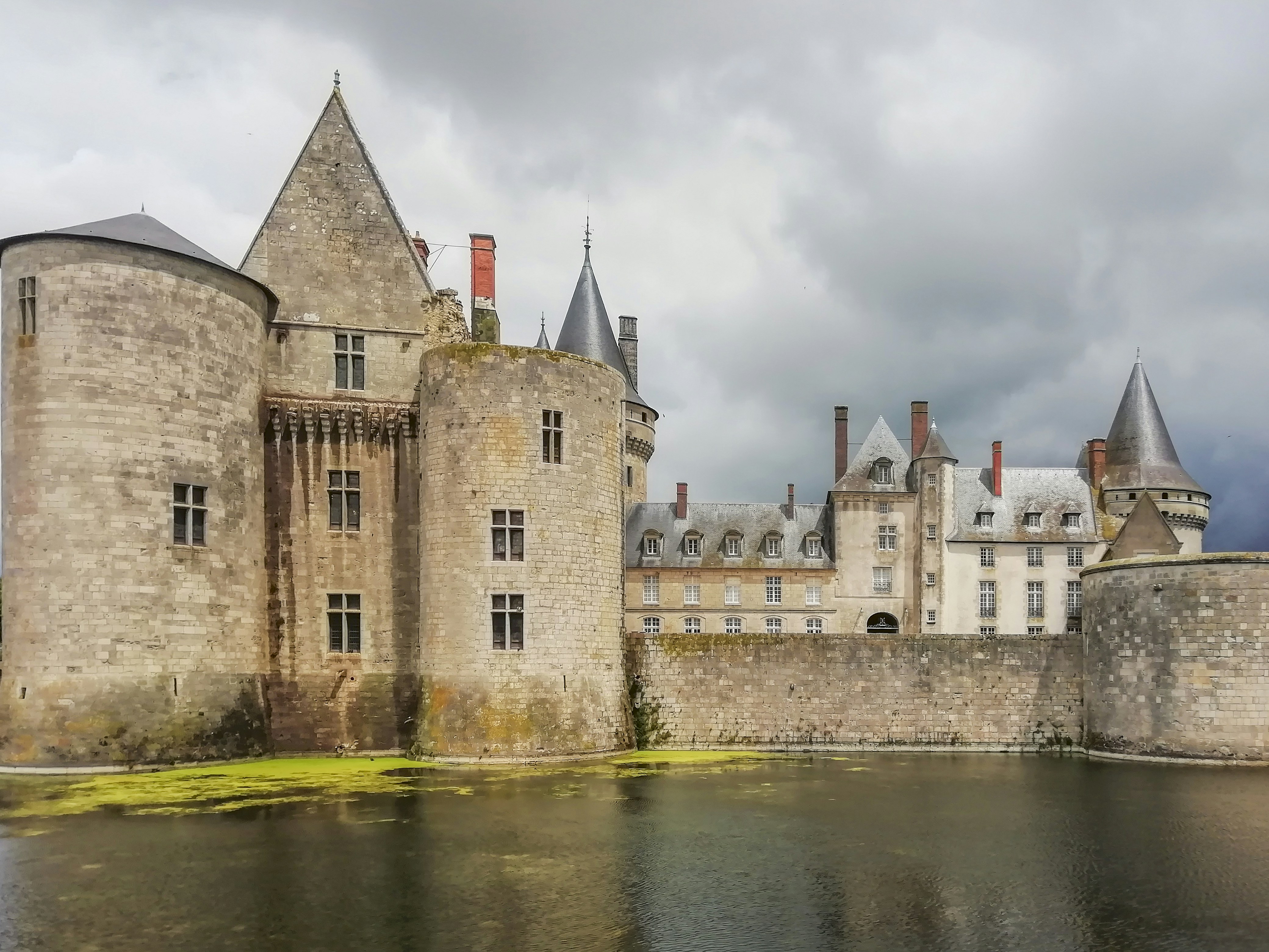 A castle with a moat photo – Free France Image on Unsplash