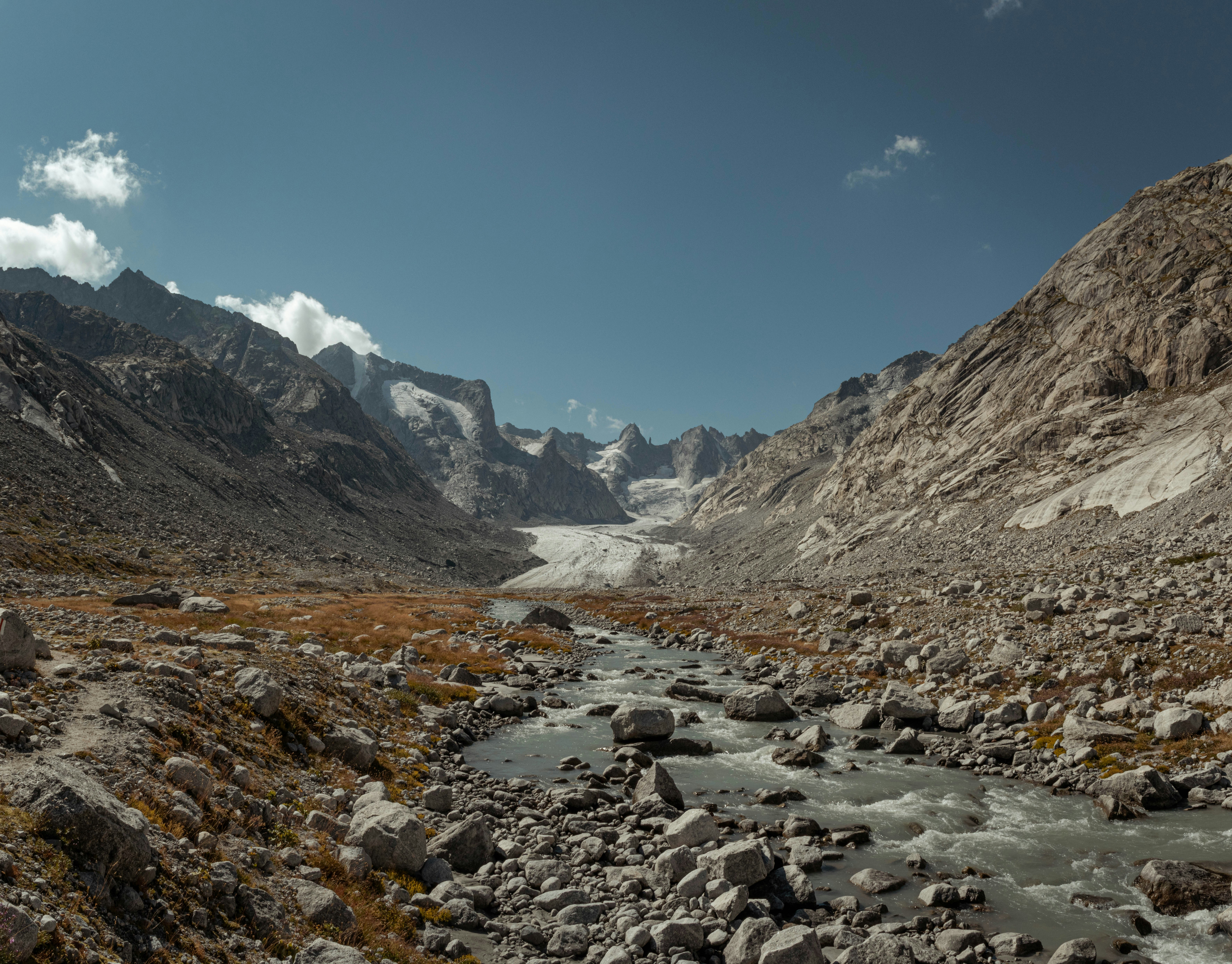 A river running through a valley between mountains photo – Free Grey ...
