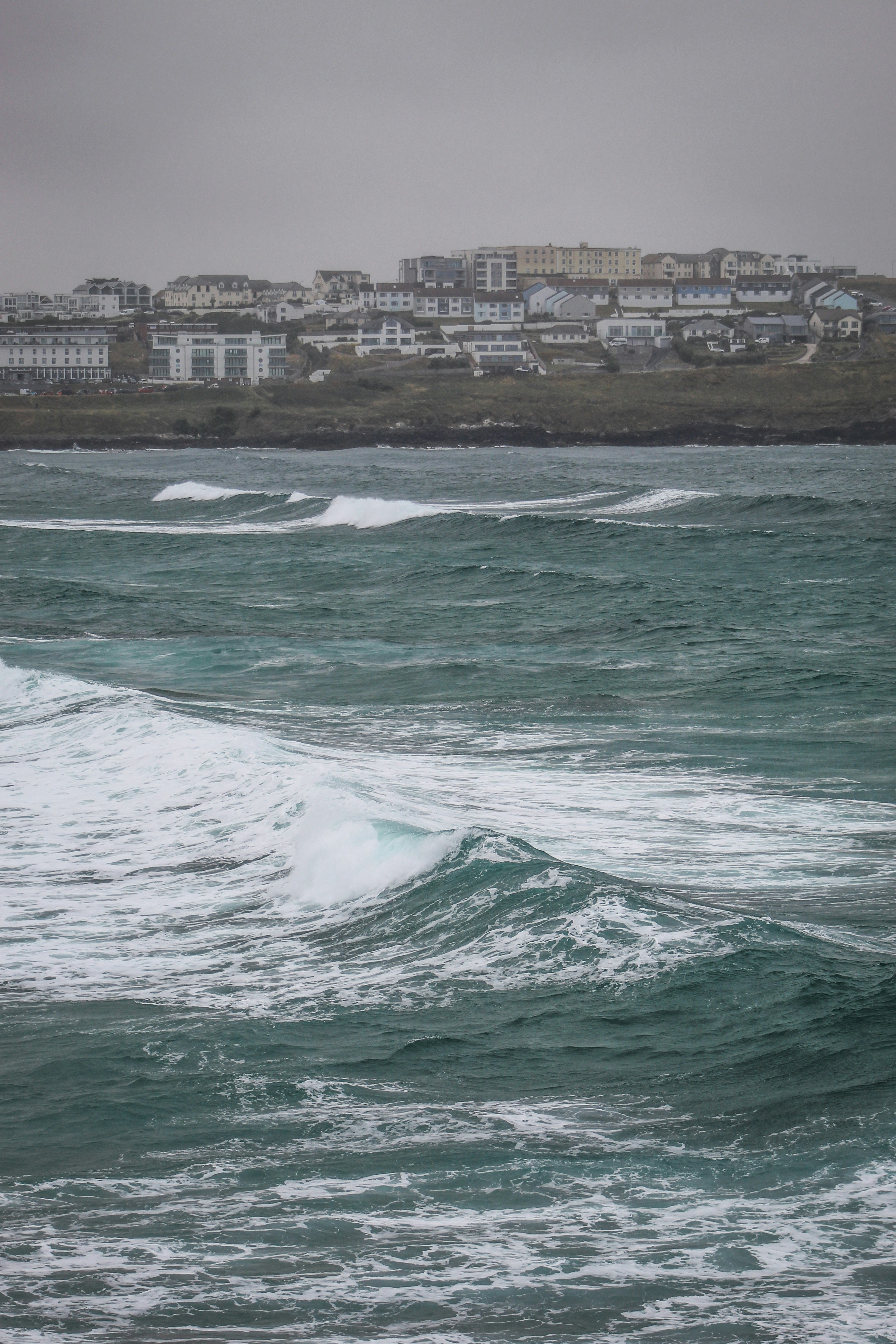 Vagues s’écrasant sur une plage photo – Photo Gris Gratuite sur Unsplash