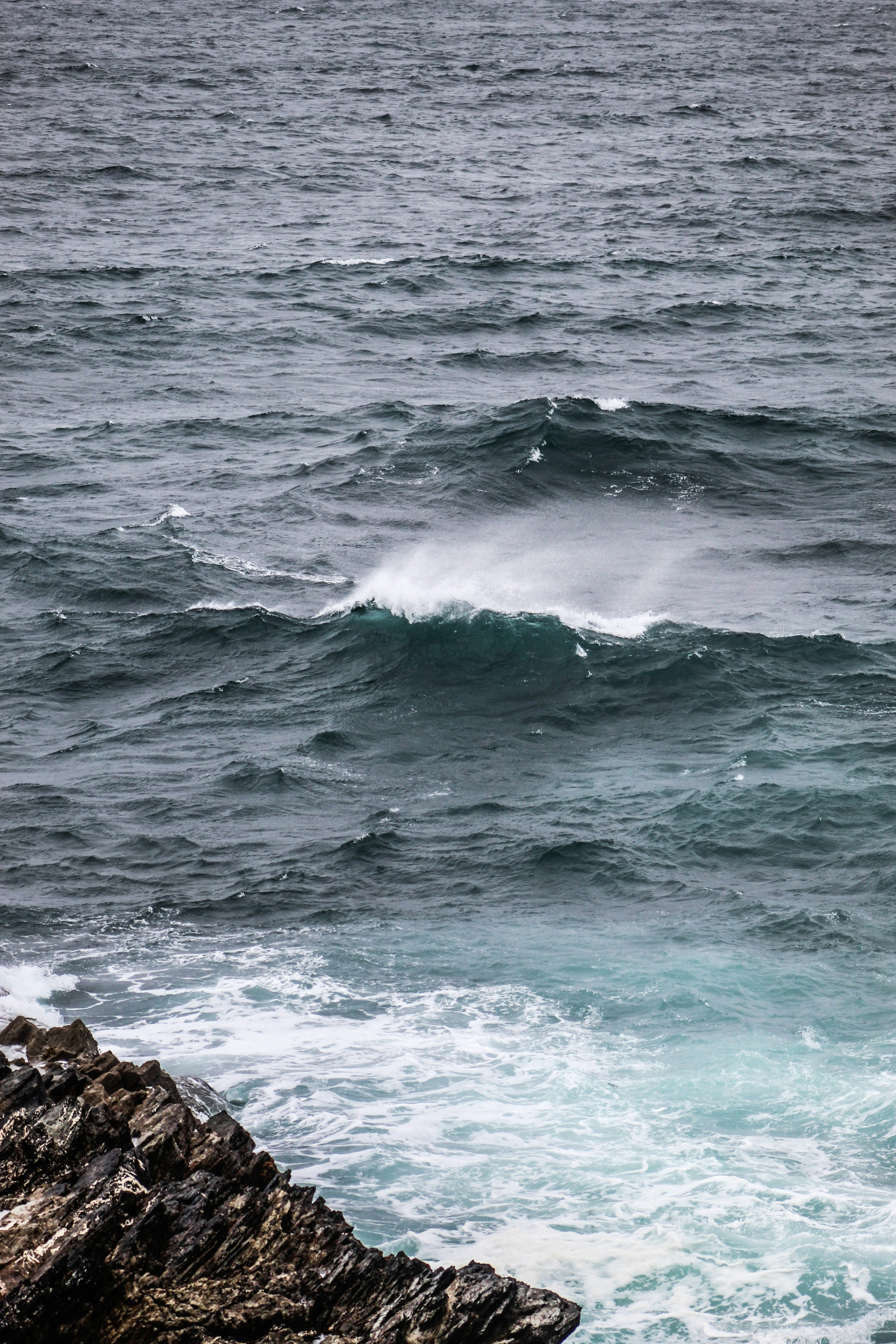 Vagues s’écrasant sur les rochers photo – Photo Gris Gratuite sur Unsplash