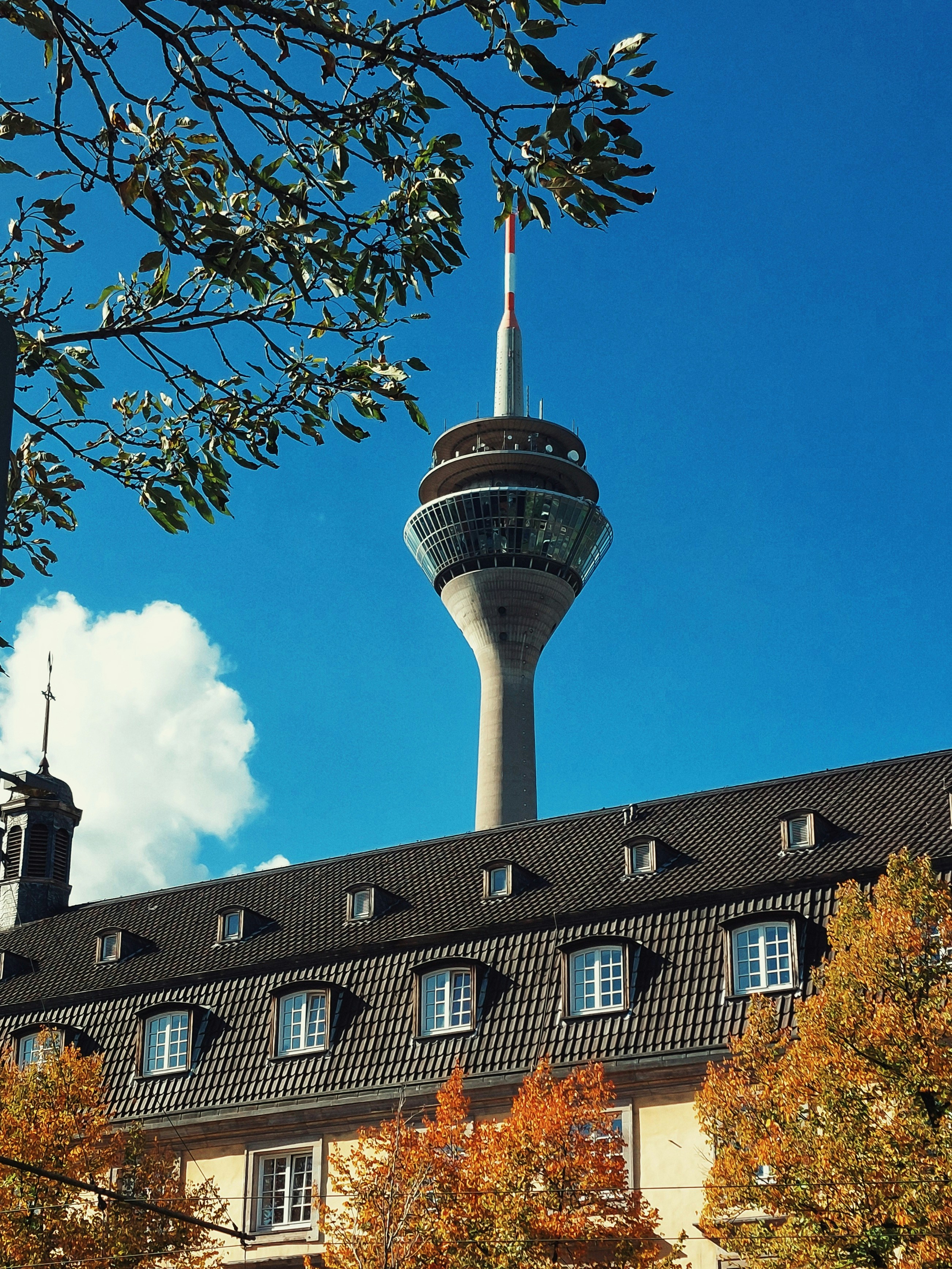 Ein hoher Turm mit spitzer Spitze Foto – Kostenloses Bild zum Thema ...