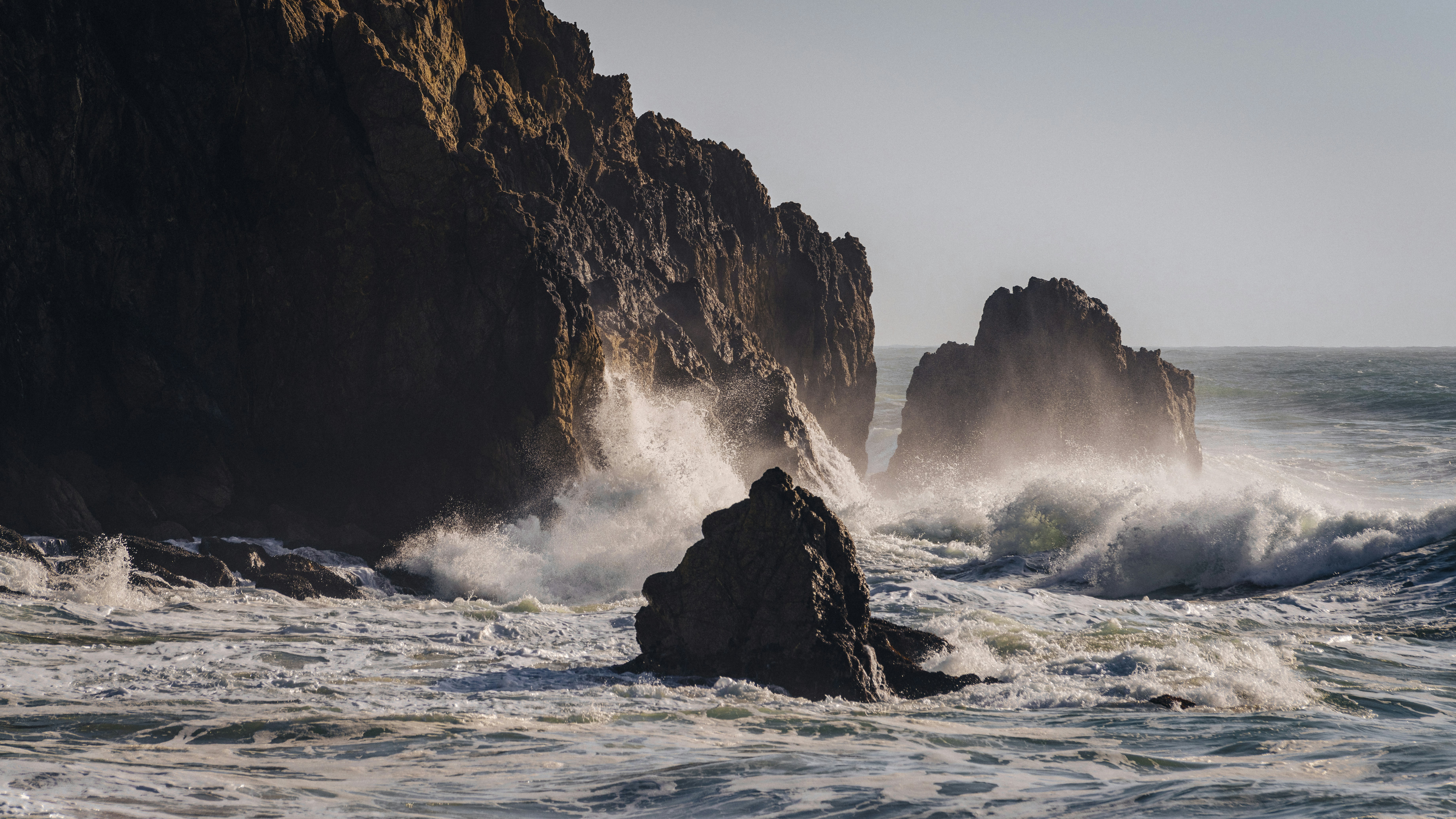 Wellen, die gegen einen Felsen prallen Foto – Kostenloses Bild zum ...