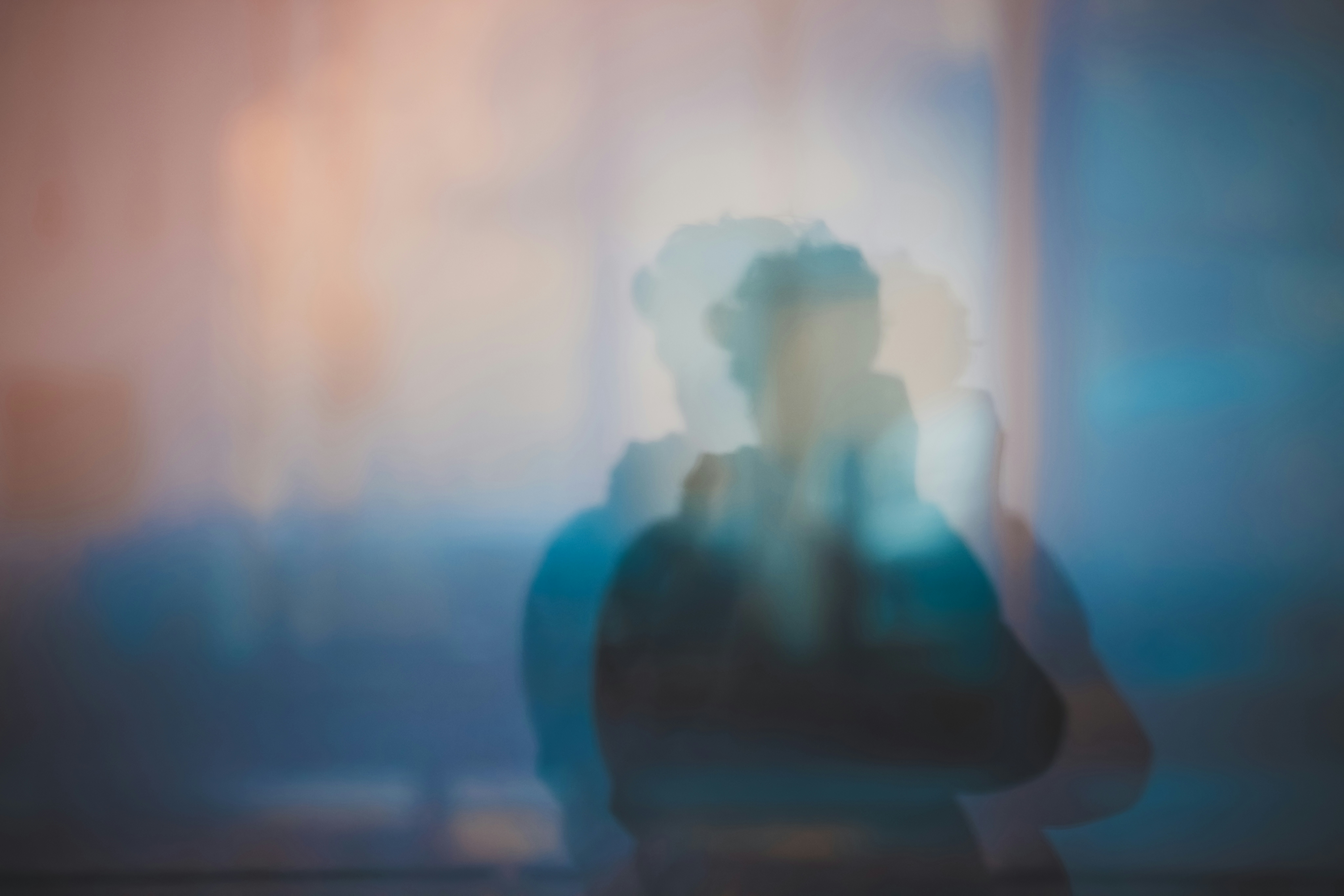 Une image floue d’une personne photo – Photo Art Gratuite sur Unsplash