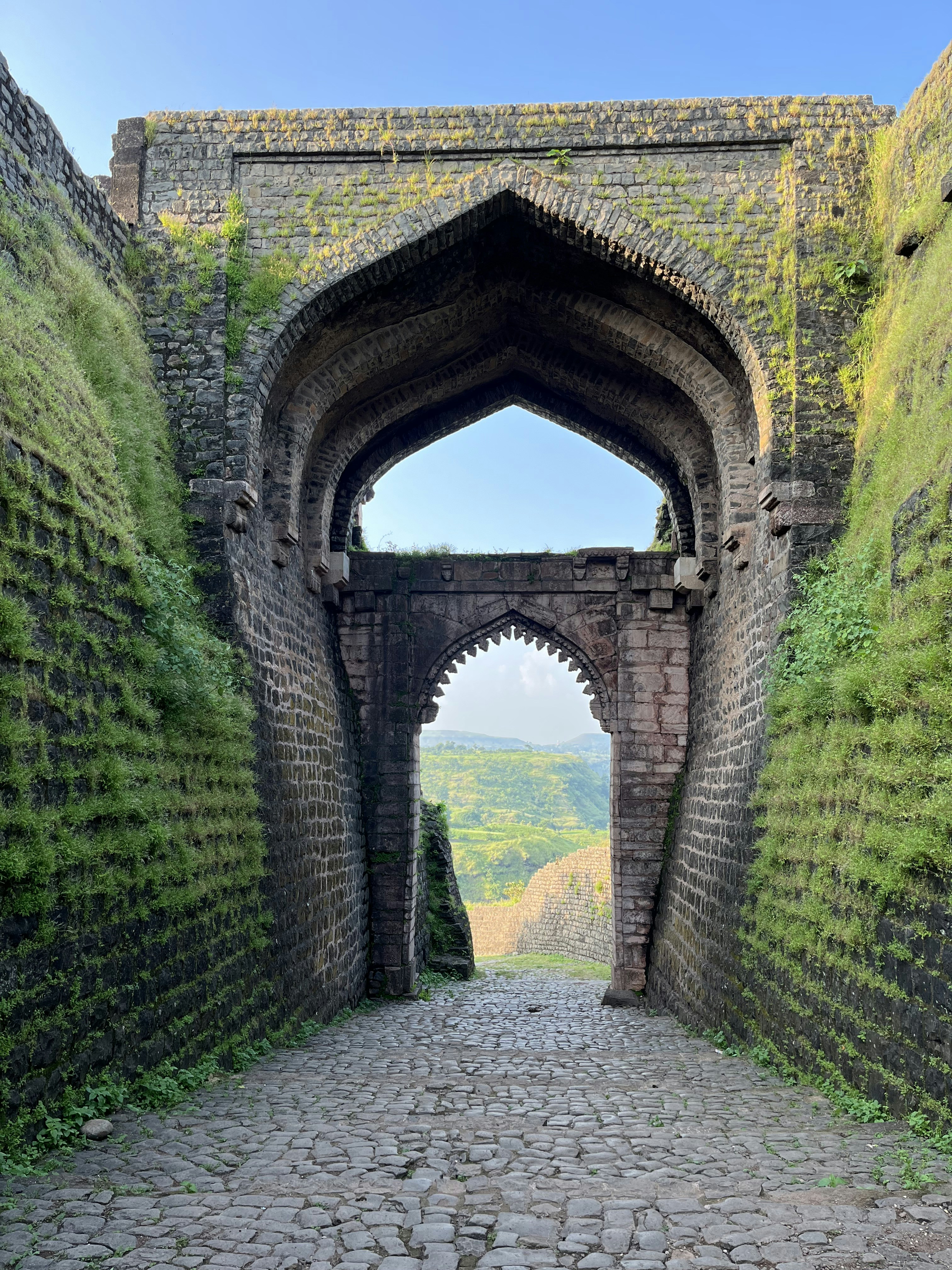A stone walkway with arched archways photo – Free India Image on Unsplash