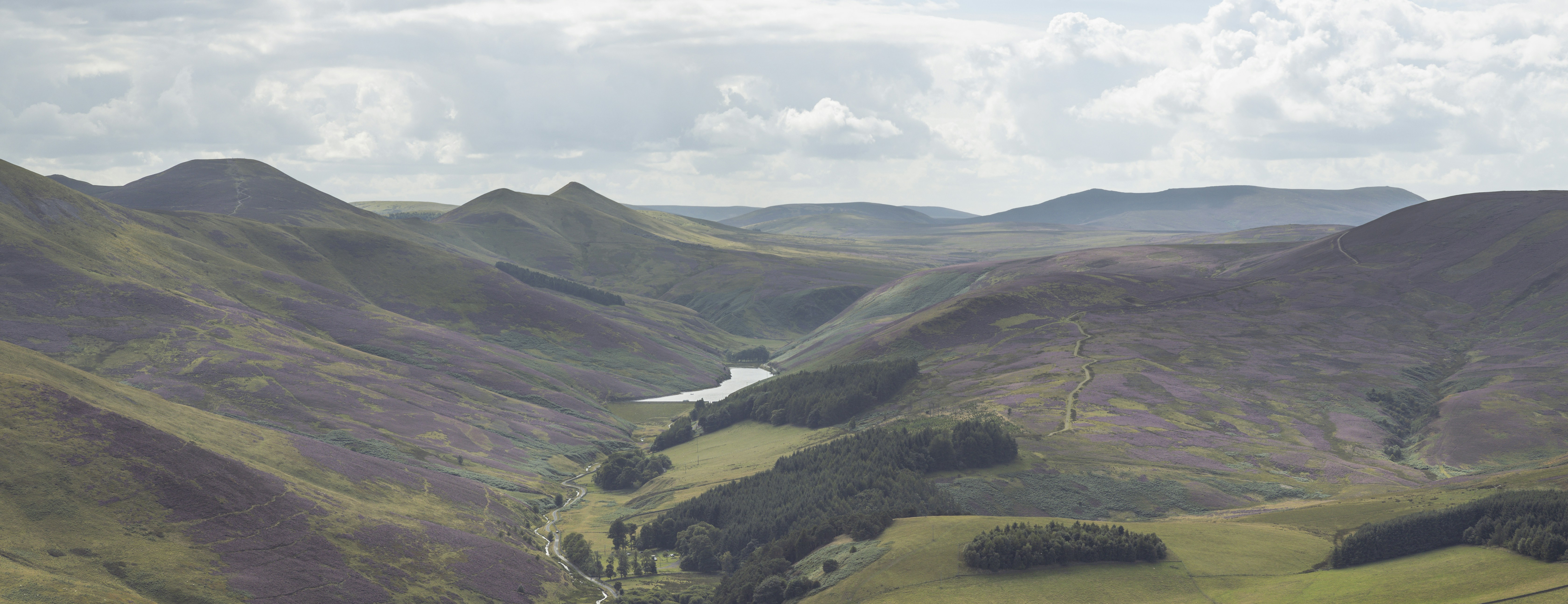Foto Un paisaje con colinas y un río – Imagen Gris gratis en Unsplash