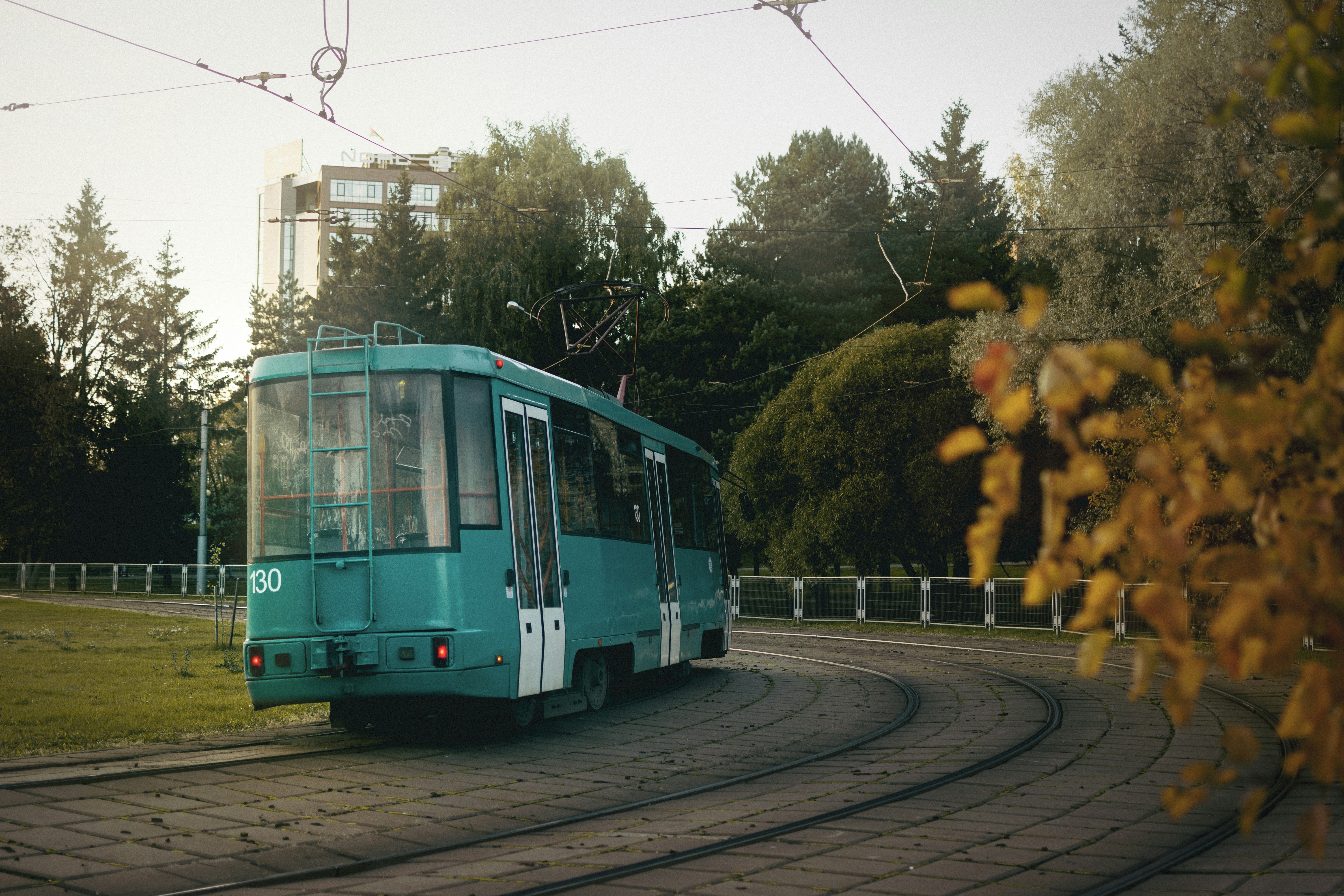 Un train sur les rails photo – Photo Tram Gratuite sur Unsplash