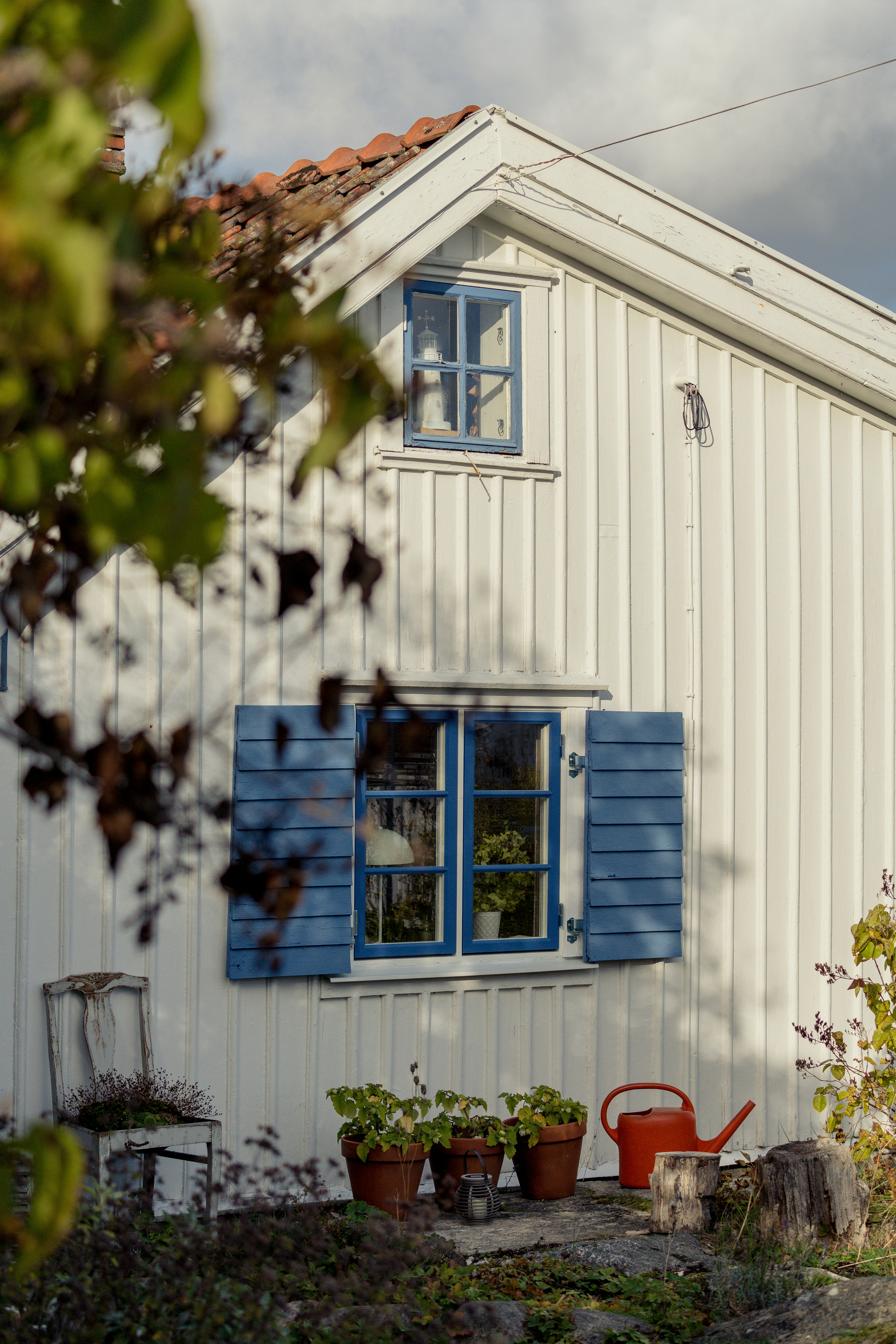 Una casa blanca con ventanas azules foto – Imagen de Casa gratuita en ...