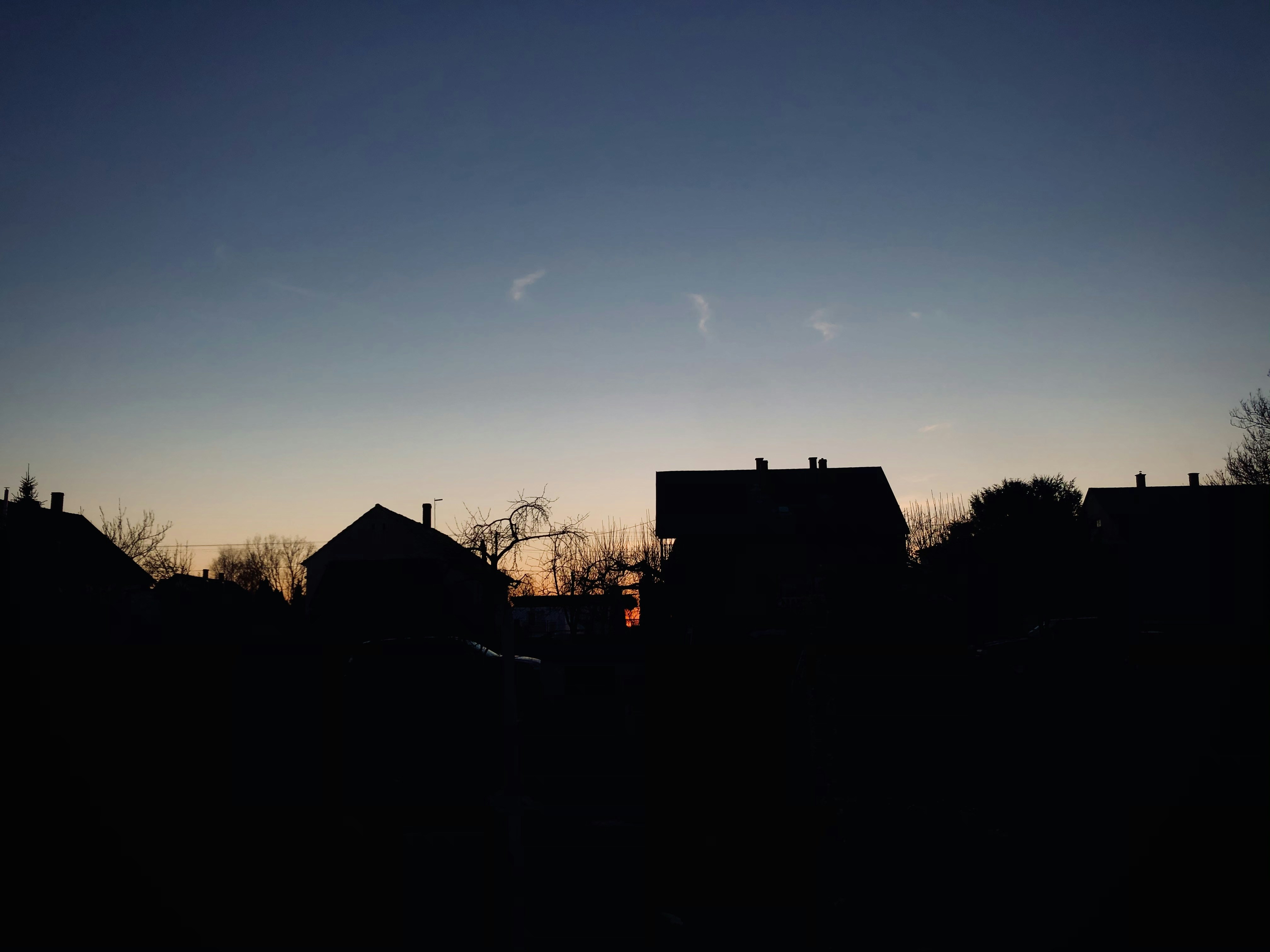 Horizon Veil: Rooftop Silhouettes Beneath a Gradient Twilight