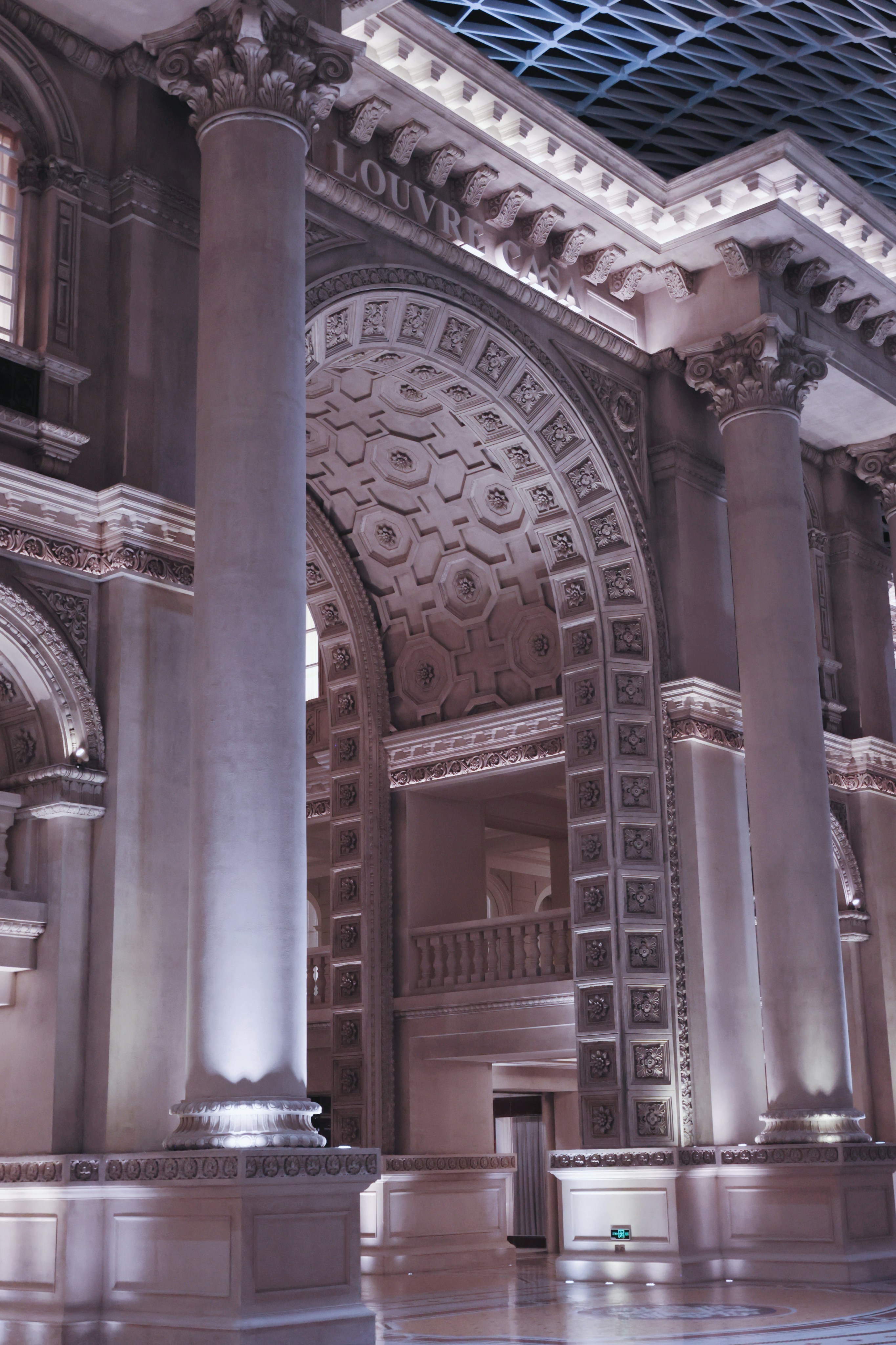 Un grand bâtiment orné avec des piliers photo – Photo Gris Gratuite sur ...