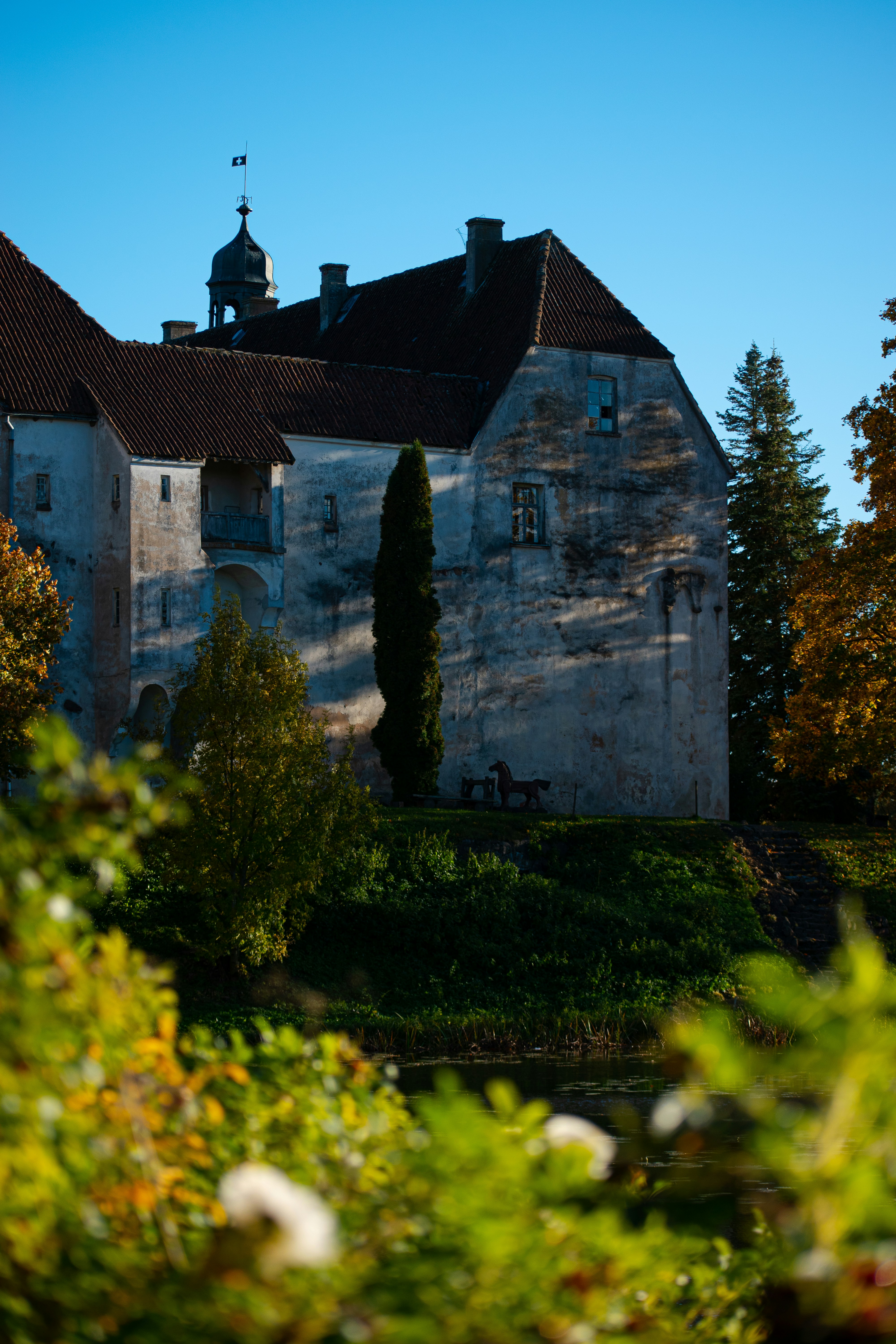 A stone building with a steeple photo – Free Castle Image on Unsplash