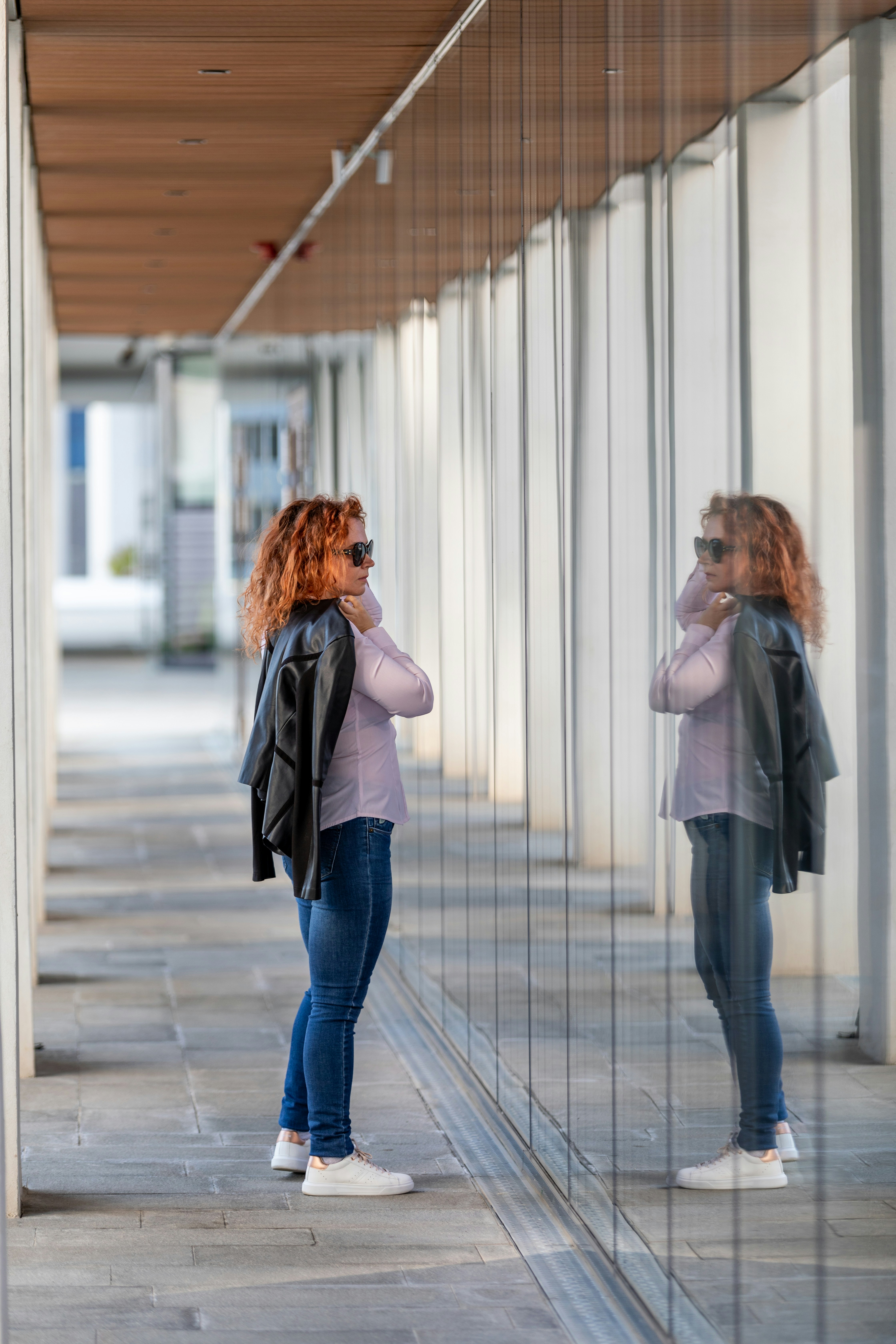 Un couple de femmes marchant photo – Image gratuite de Femme sur Unsplash