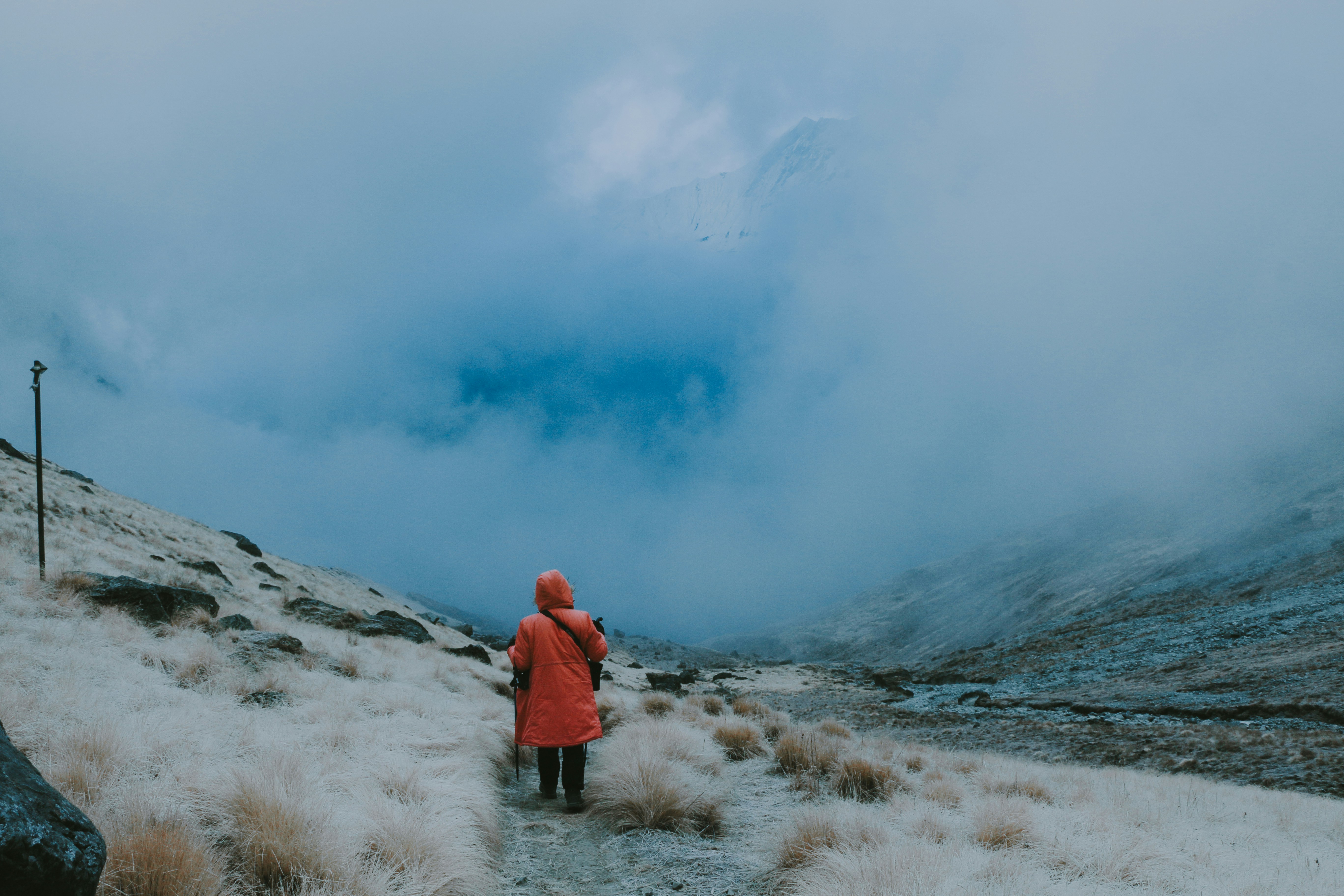 Una persona caminando sobre una colina nevada foto – Imagen de Azul ...