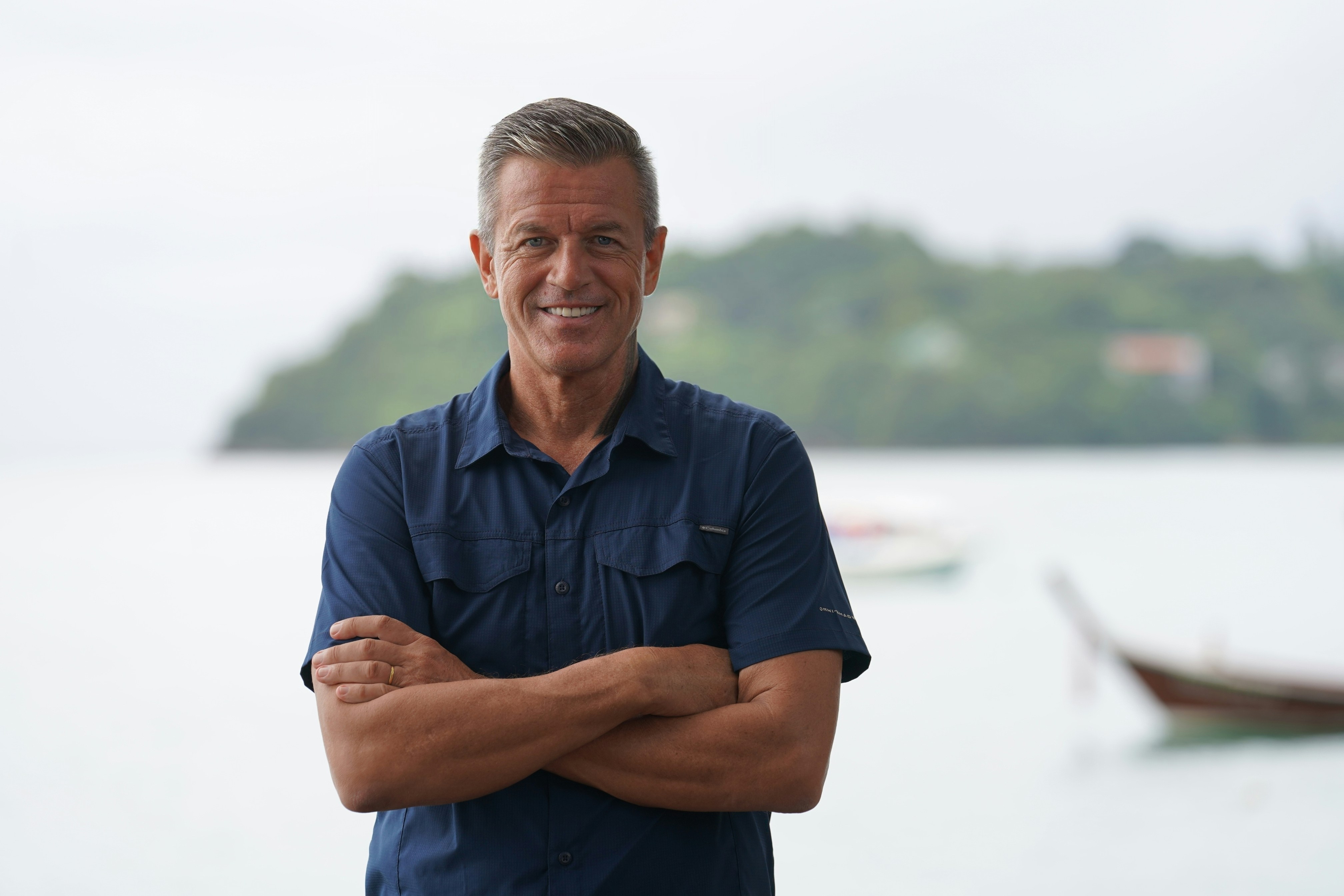 A man folding his arms photo – Free Didszuleit Image on Unsplash