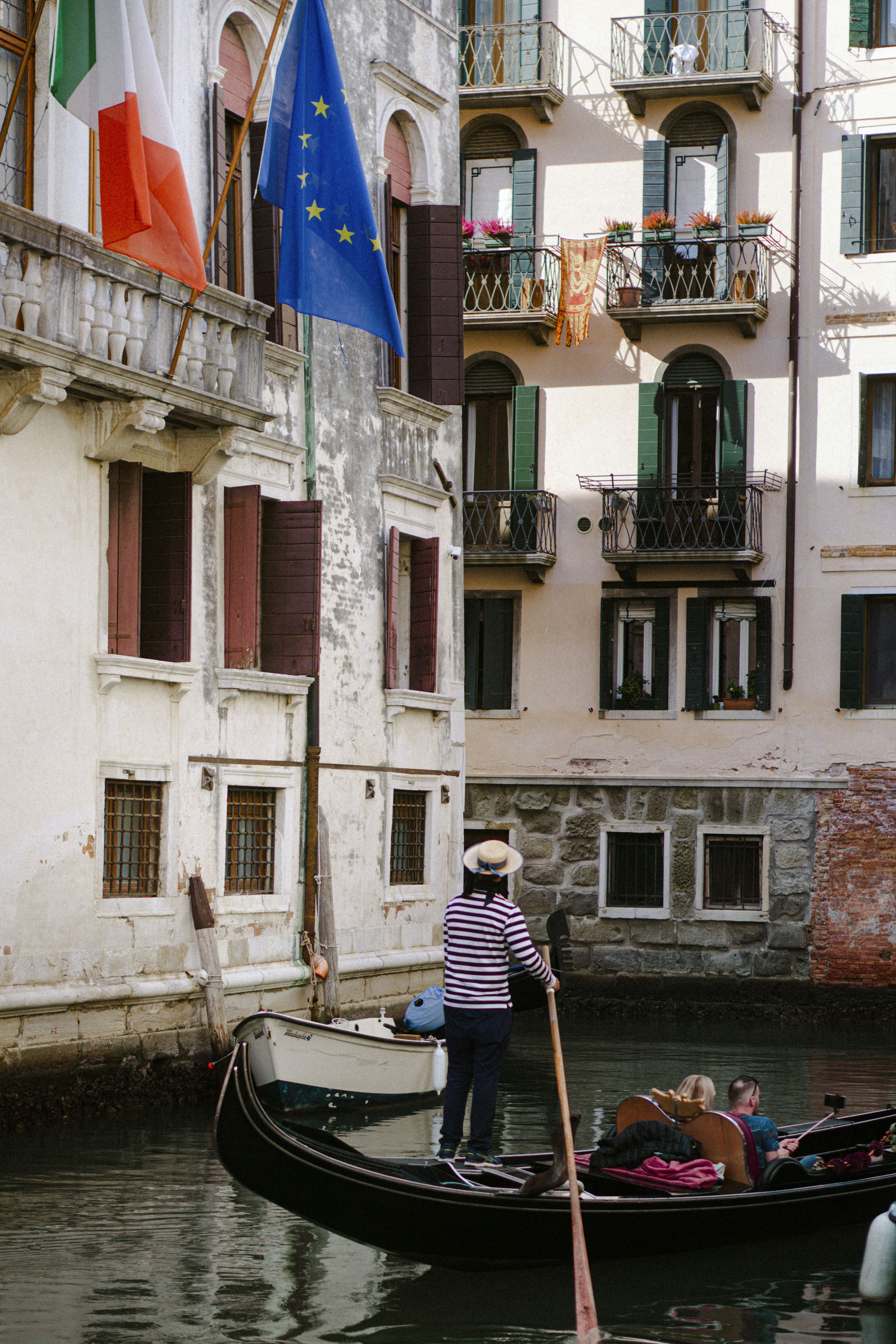 Une personne qui rame un bateau photo – Photo Venise Gratuite sur Unsplash