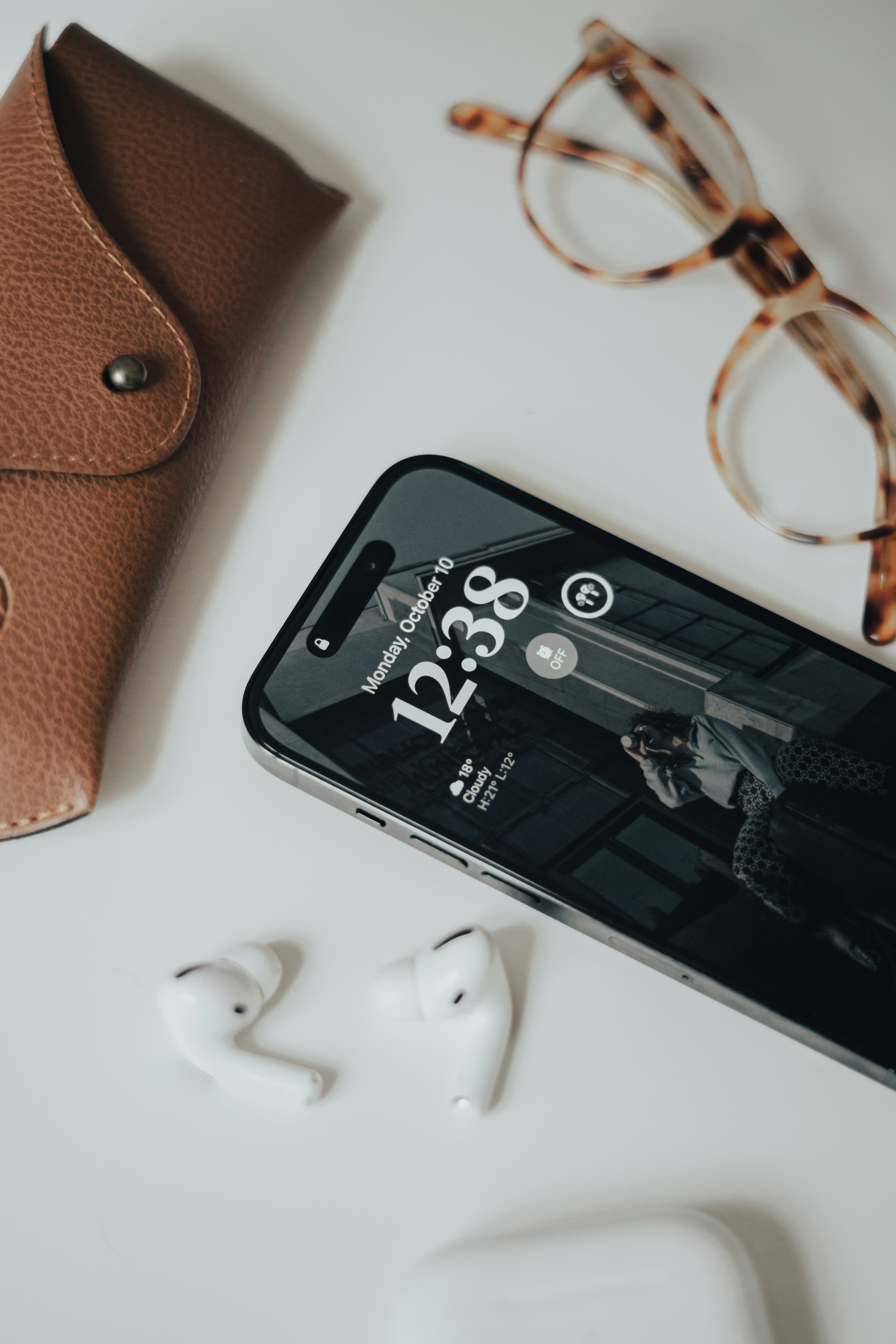 Un téléphone cellulaire et un sac à main photo – Photo Téléphoner ...