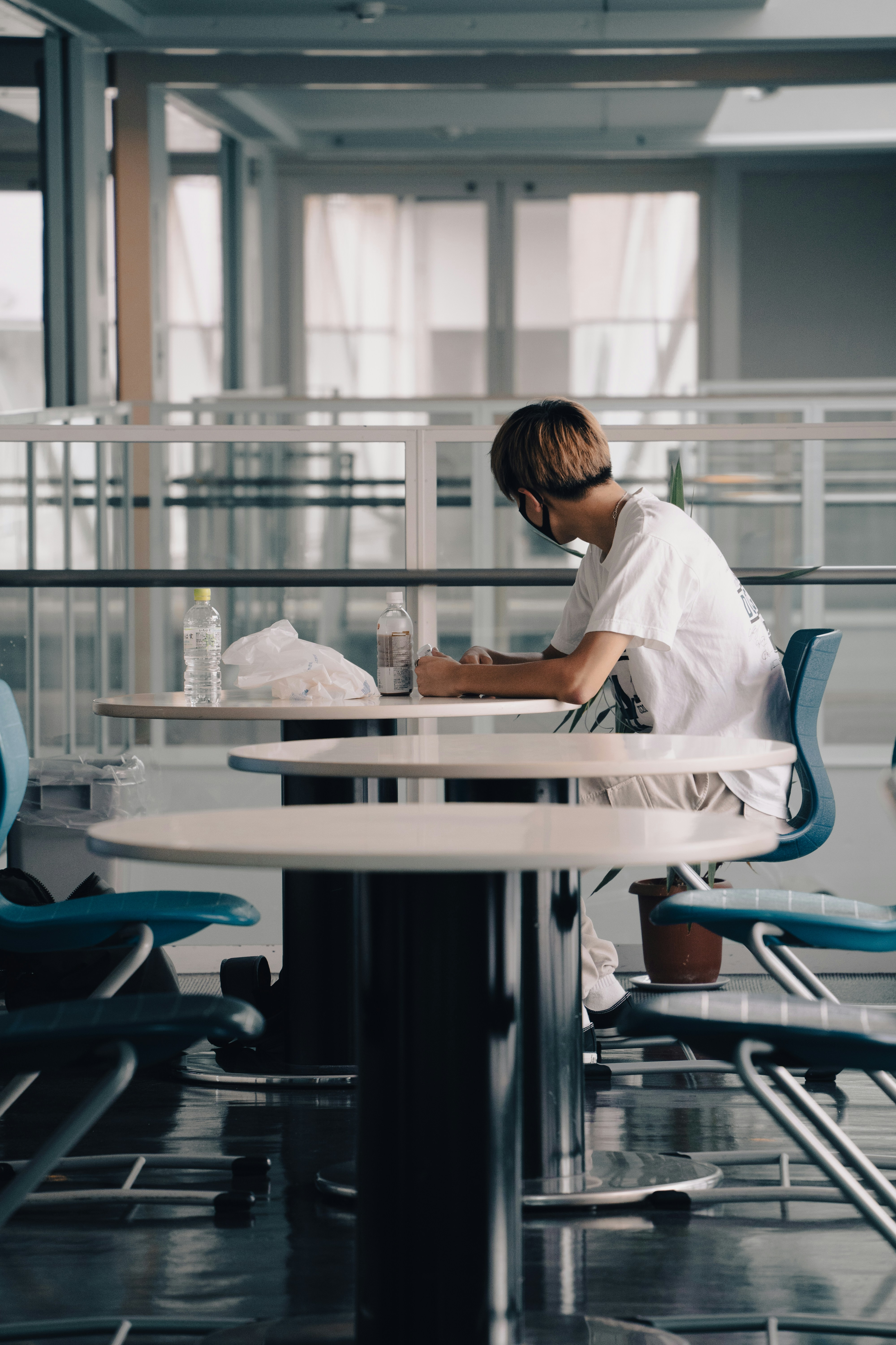 Foto zum Thema Ein Mann sitzt an einem Tisch – Kostenloses Bild zu Grau ...