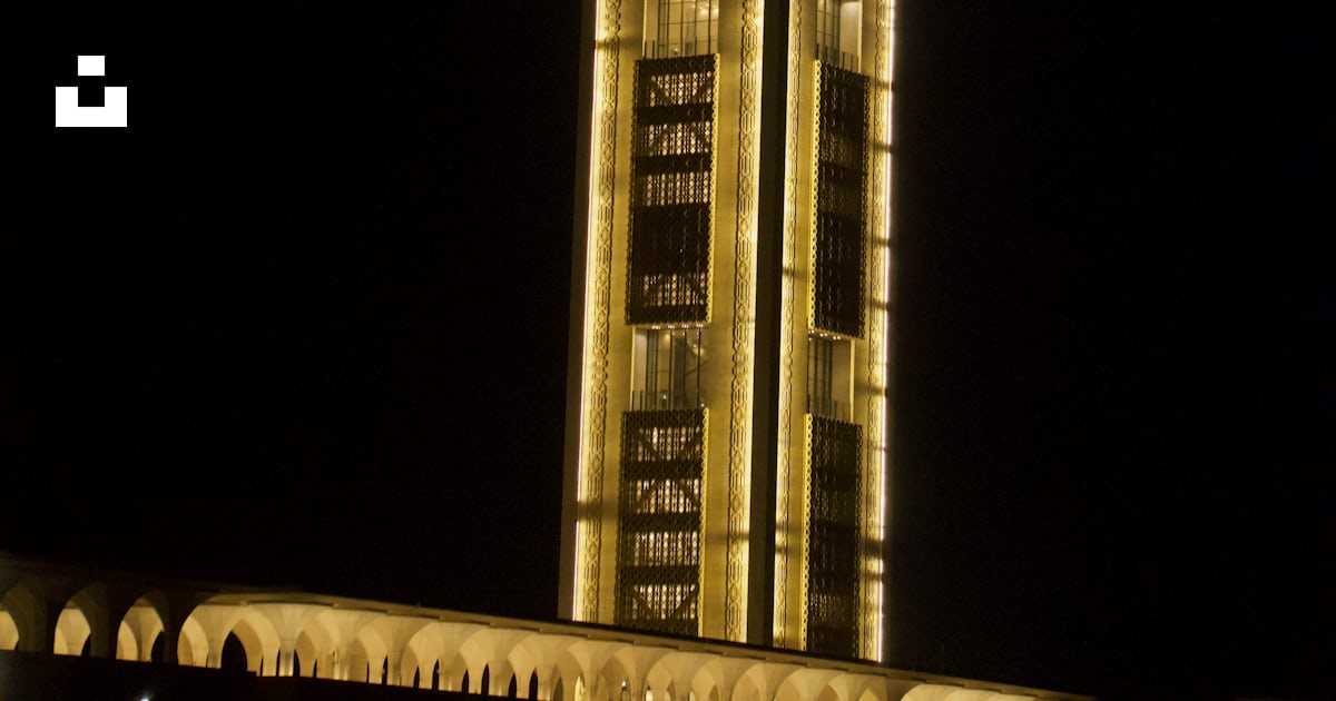 Foto Un Edificio Alto Con Una Torre Alta Imagen Argelia Gratis En
