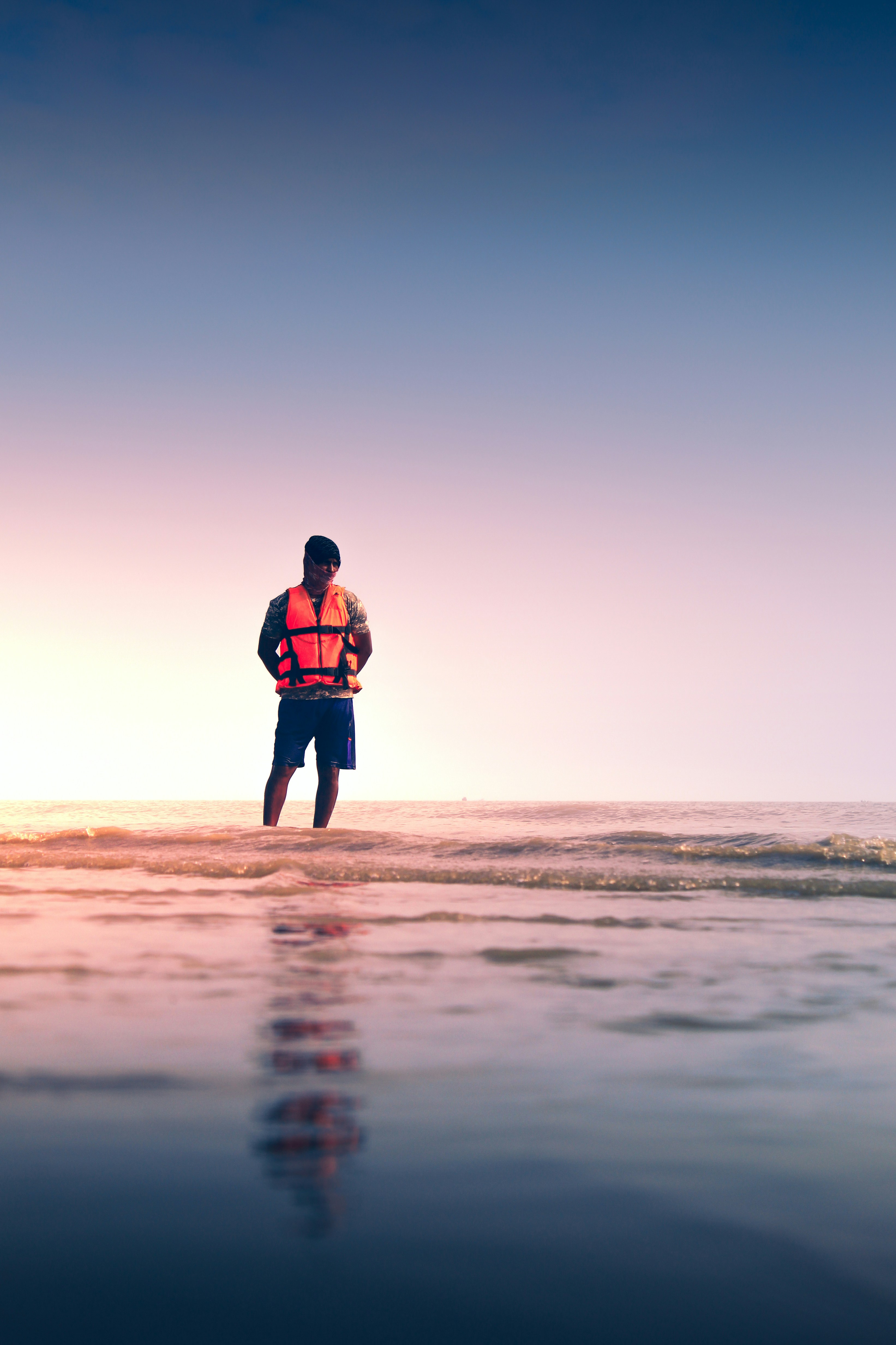 Une personne debout sur une plage photo – Image gratuite de Mer sur ...