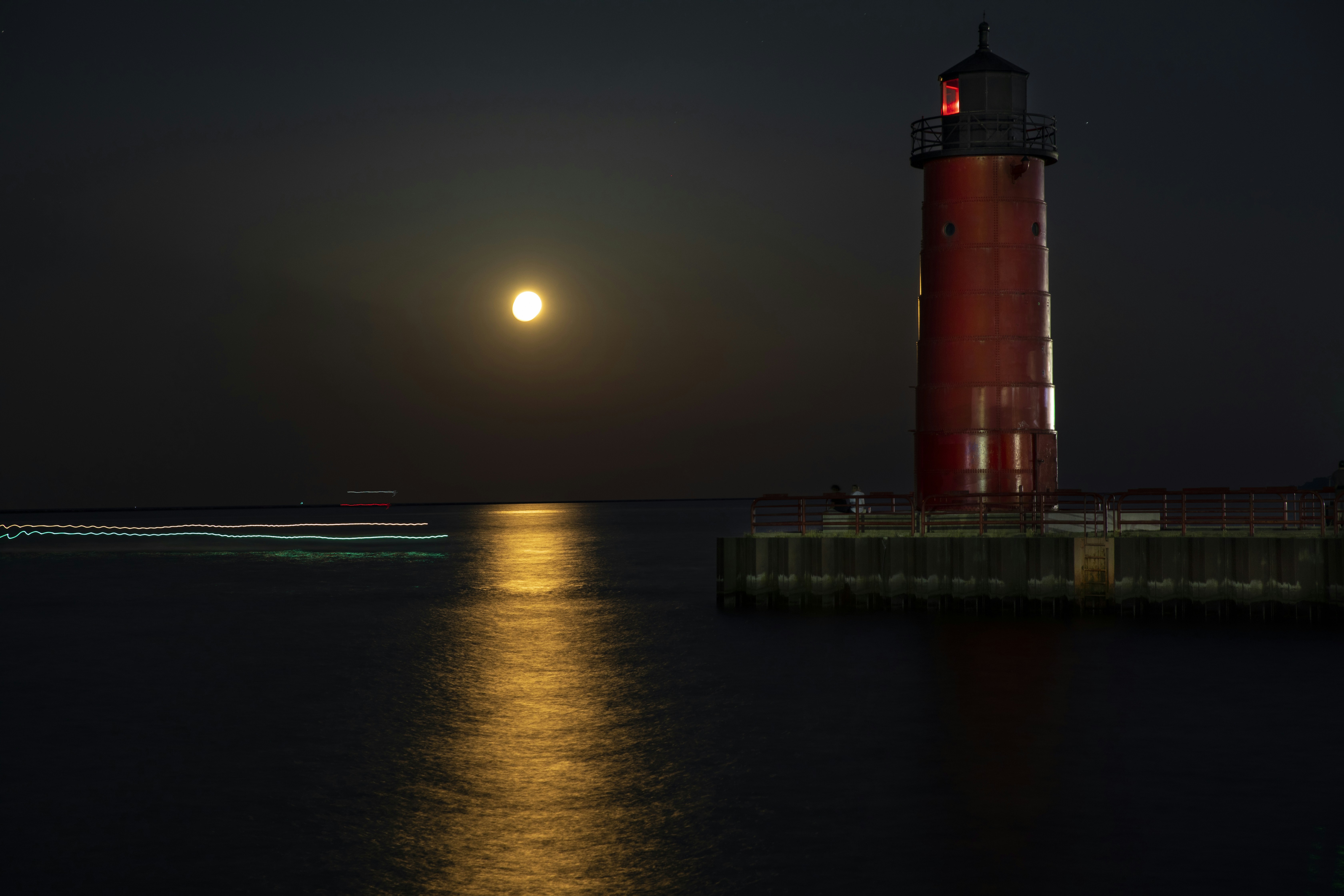Foto Un faro en un muelle – Imagen Faro del muelle de milwaukee gratis ...