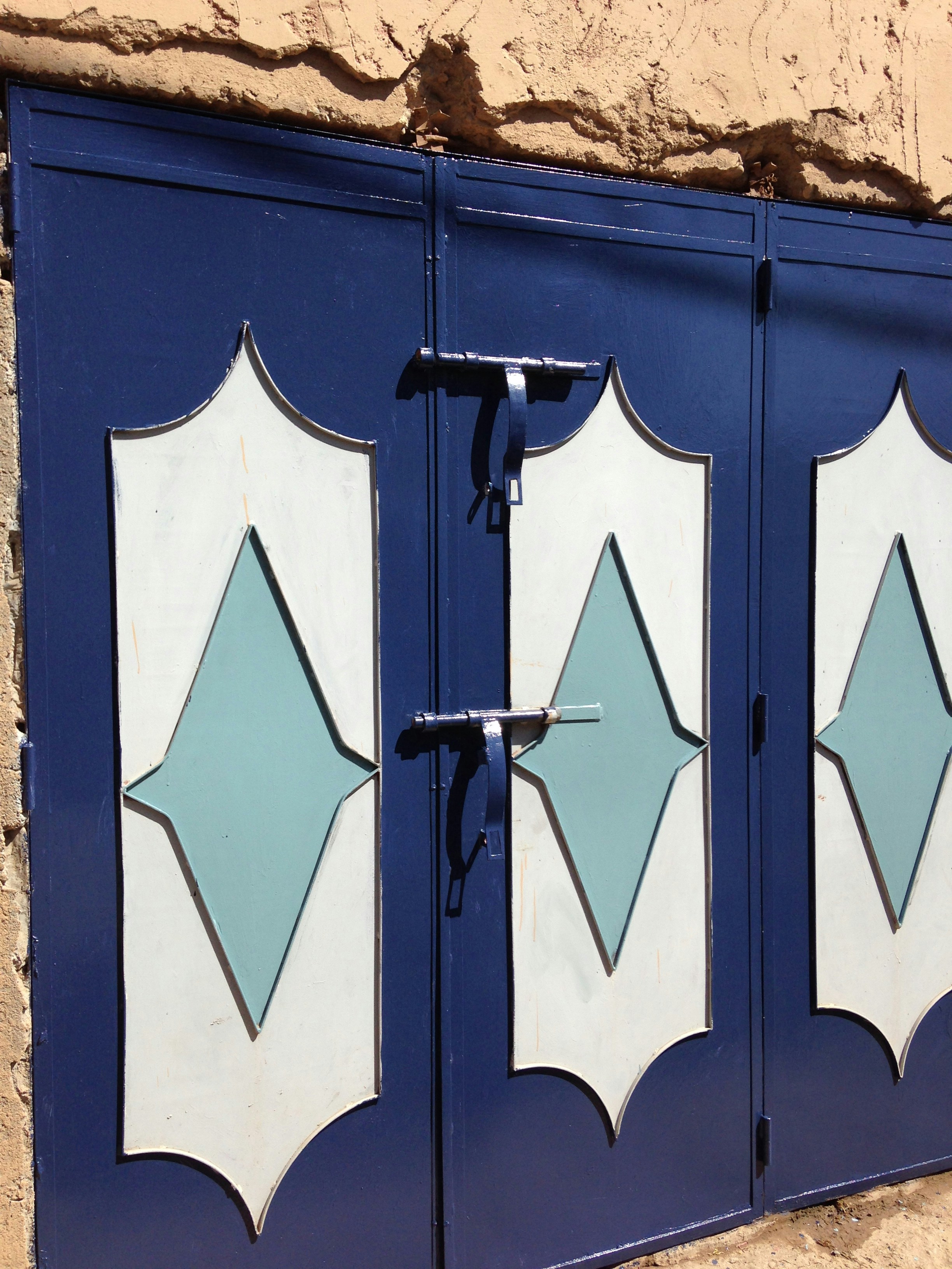 Foto Un letrero azul con un martillo – Imagen Marruecos gratis en Unsplash