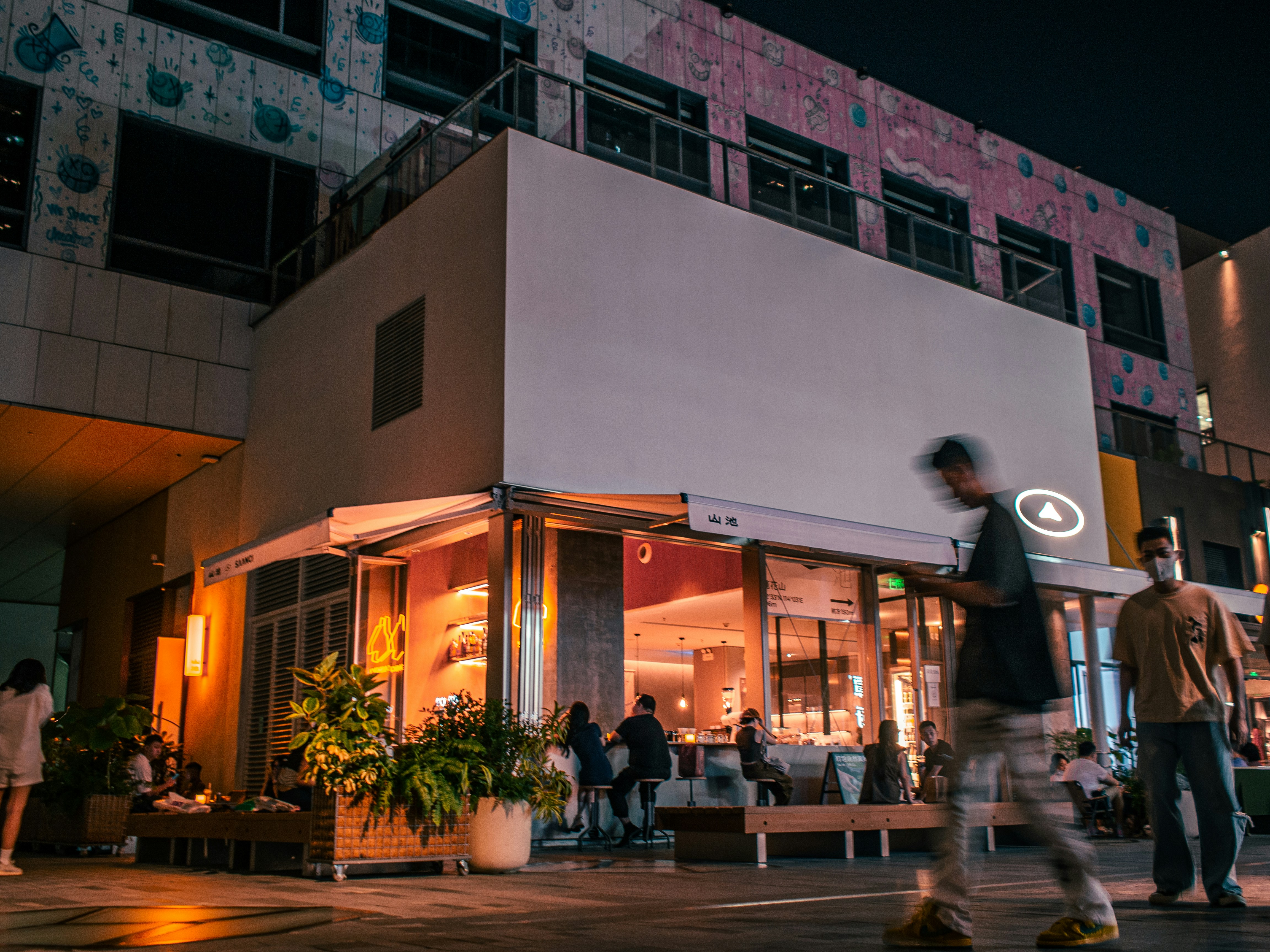 Night Bistro Glow: Urban Café Under Neon Warmth