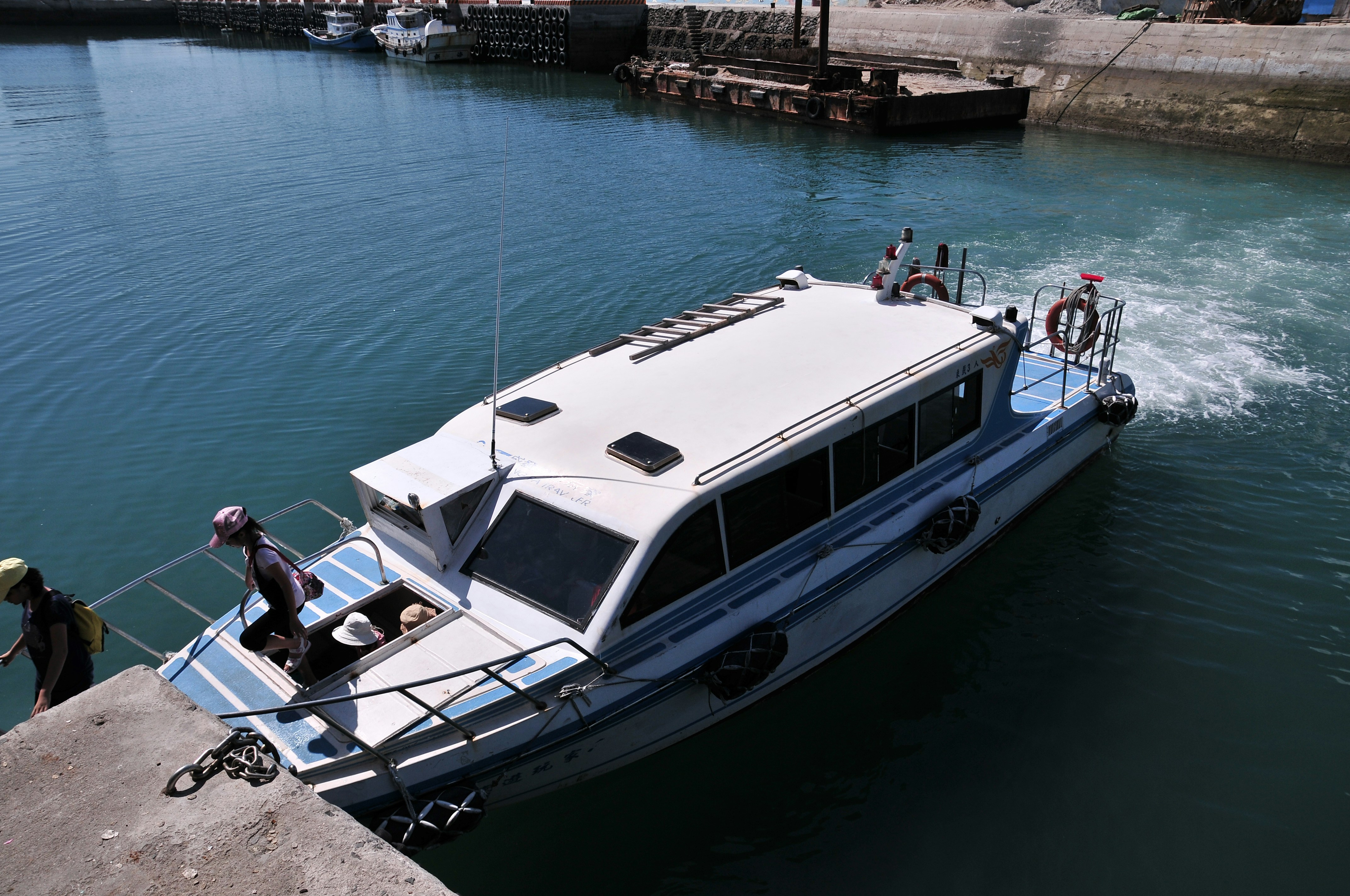 Foto zum Thema Ein Boot, das an einem Pier angedockt ist – Kostenloses ...