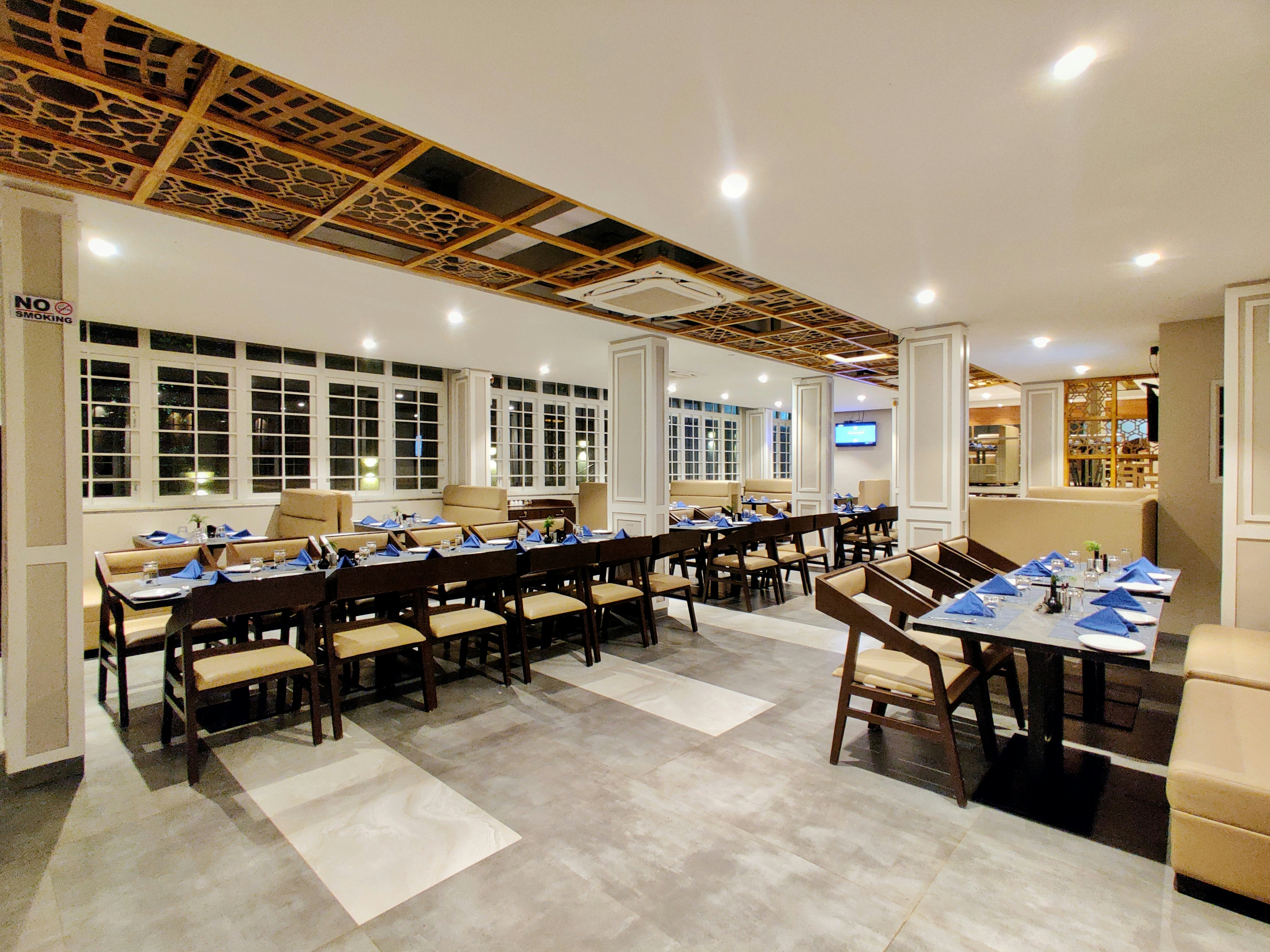 Une grande salle avec tables et chaises photo – Image gratuite de ...