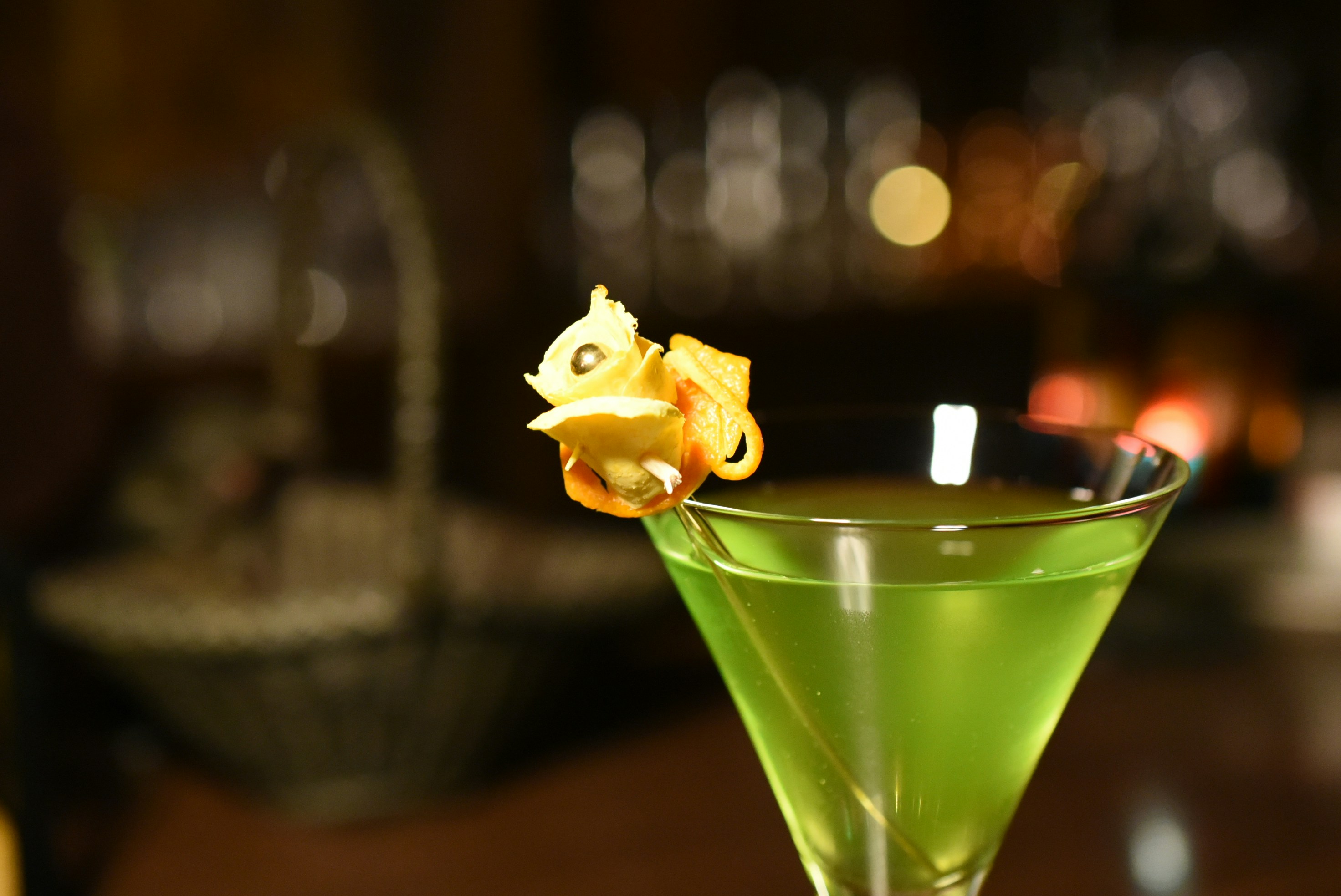 Emerald Martini Under Velvet Barlight: Citrus Crown on the Rim