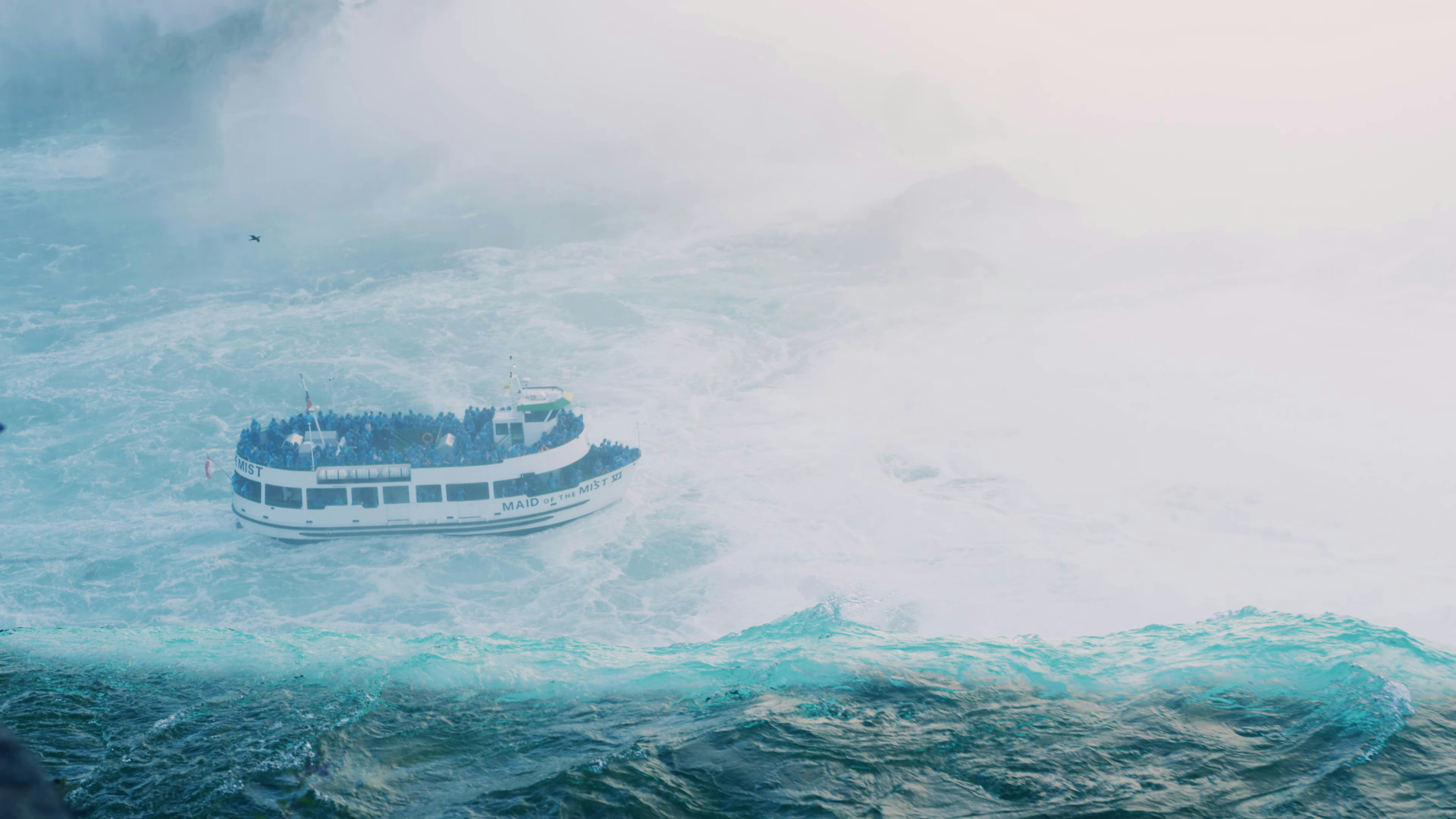 A boat in the ocean photo – Free Niagara falls Image on Unsplash