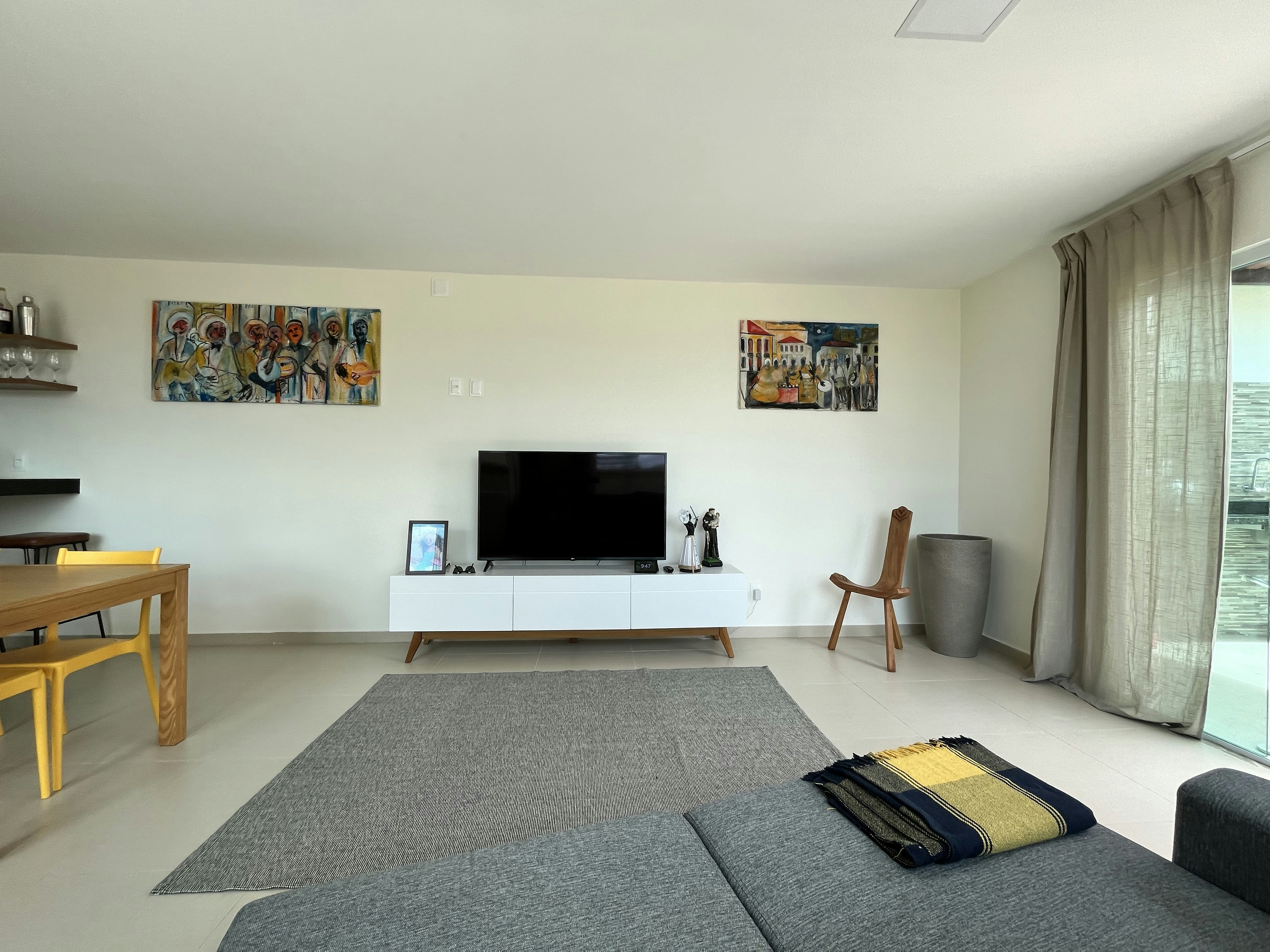 Centered Quiet: TV as Anchor in a Sunlit Minimalist Living Room