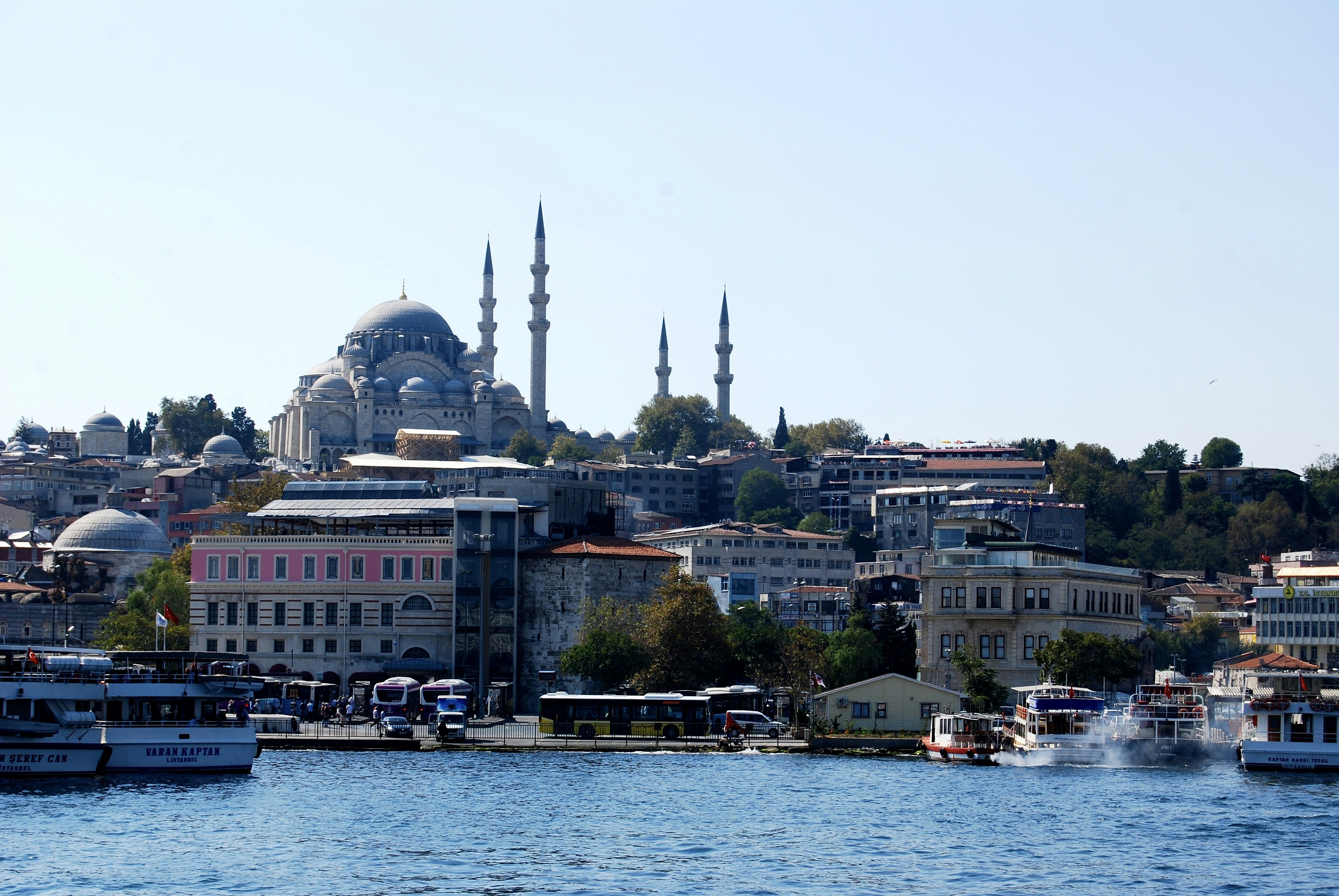 Foto Una ciudad con un cuerpo de agua – Imagen Estanbul gratis en Unsplash