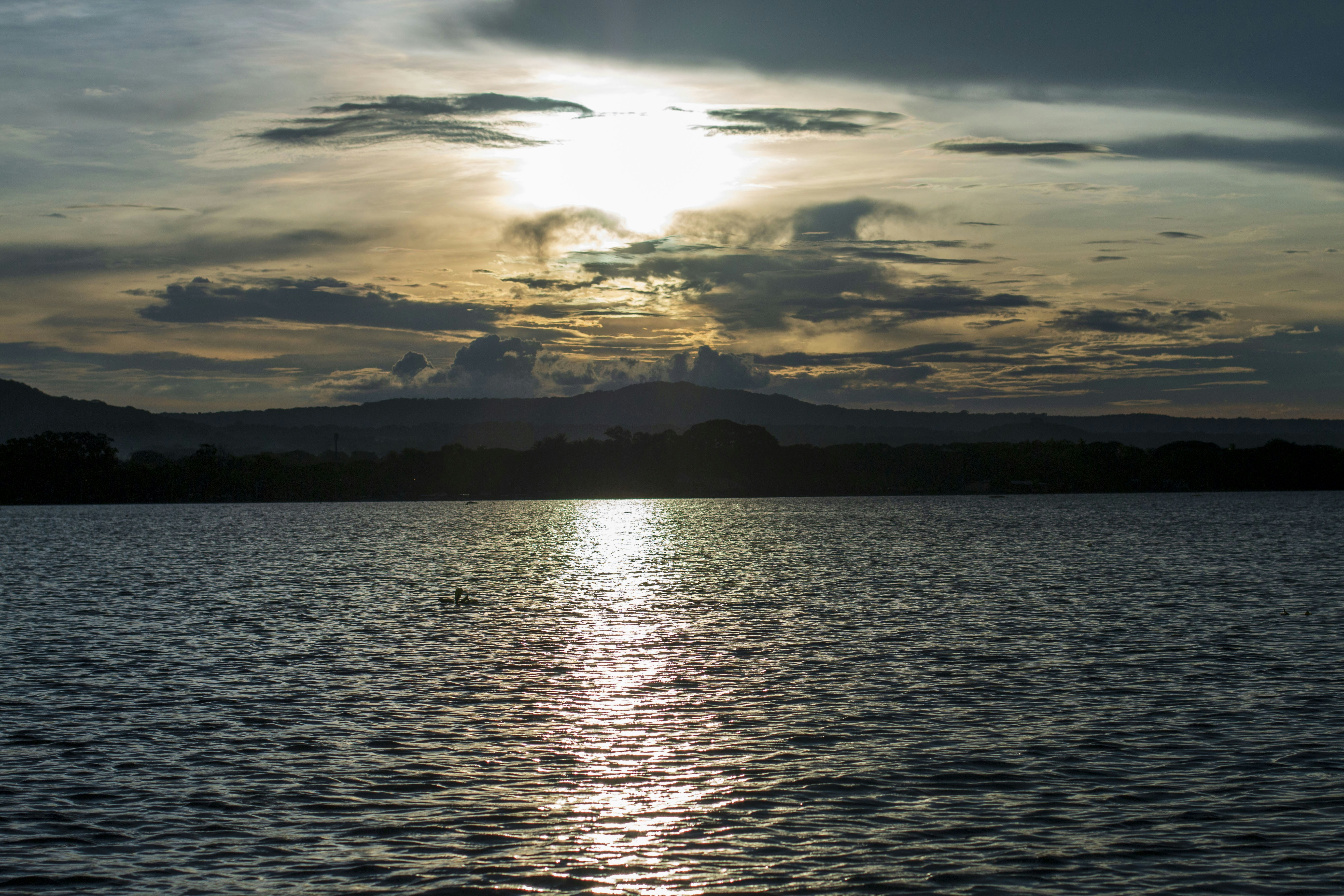 A body of water with mountains in the background photo – Free Lago ...