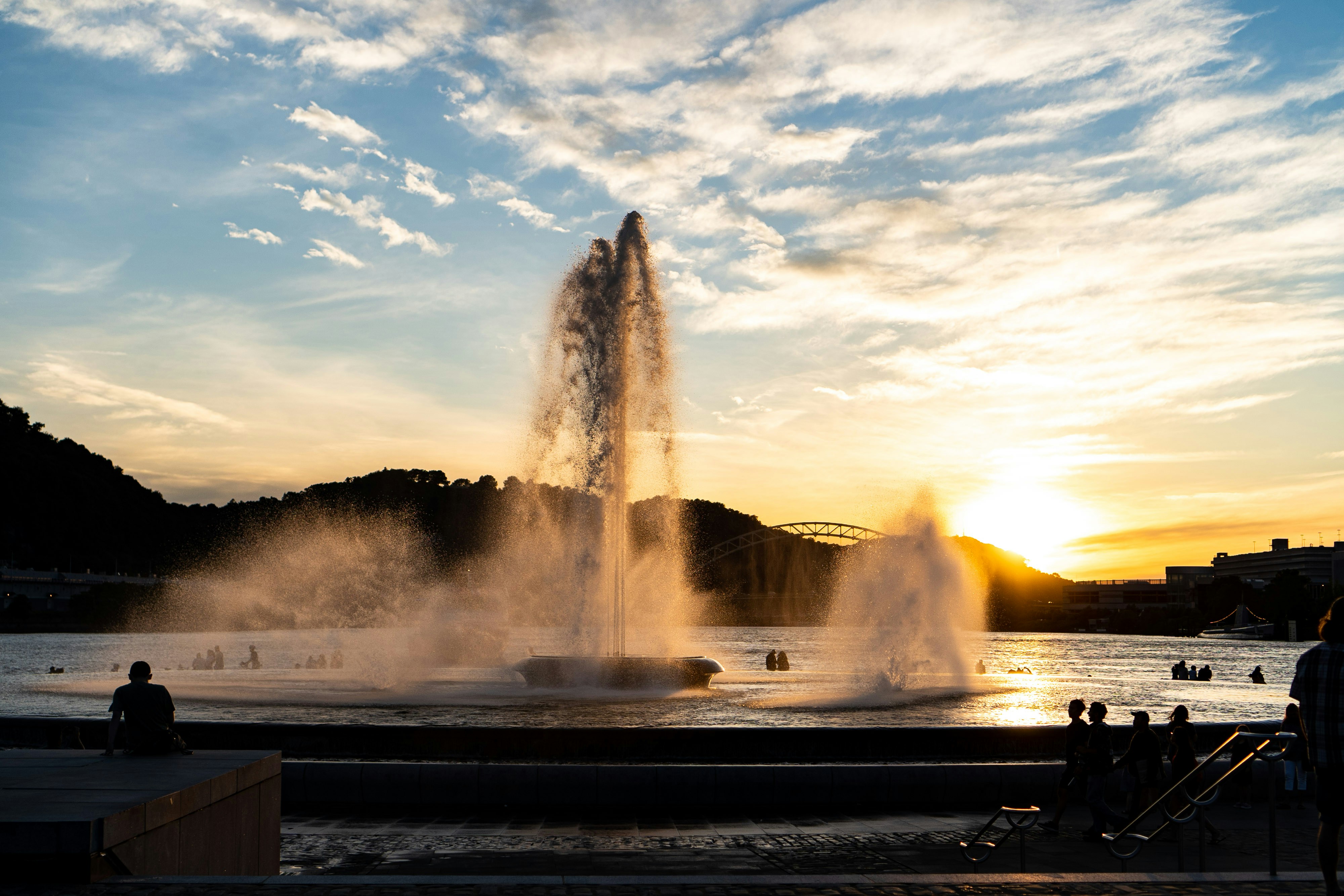 A fountain with water shooting up photo – Free Pittsburgh Image on Unsplash