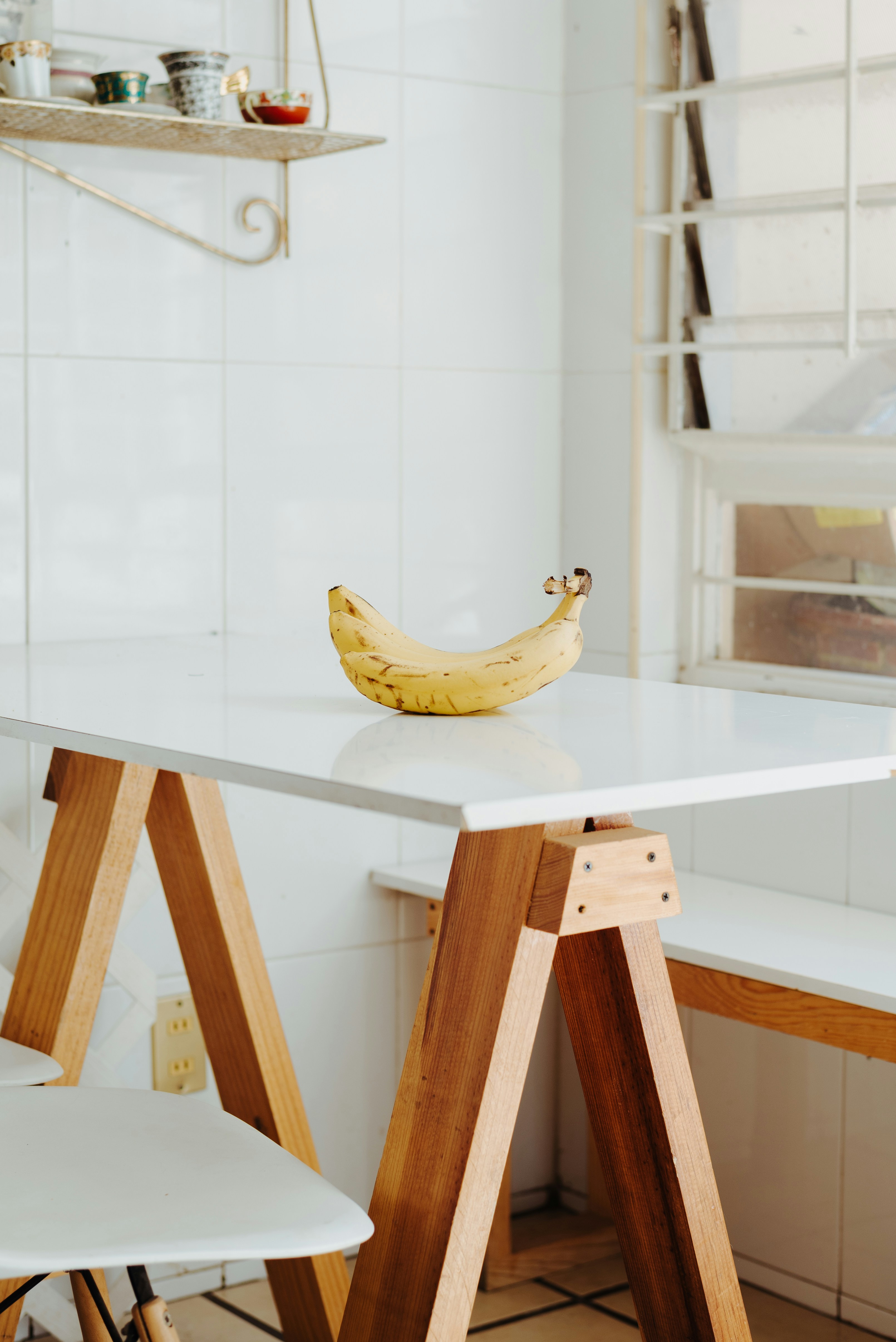 Une banane sur une table photo – Photo Bois Gratuite sur Unsplash