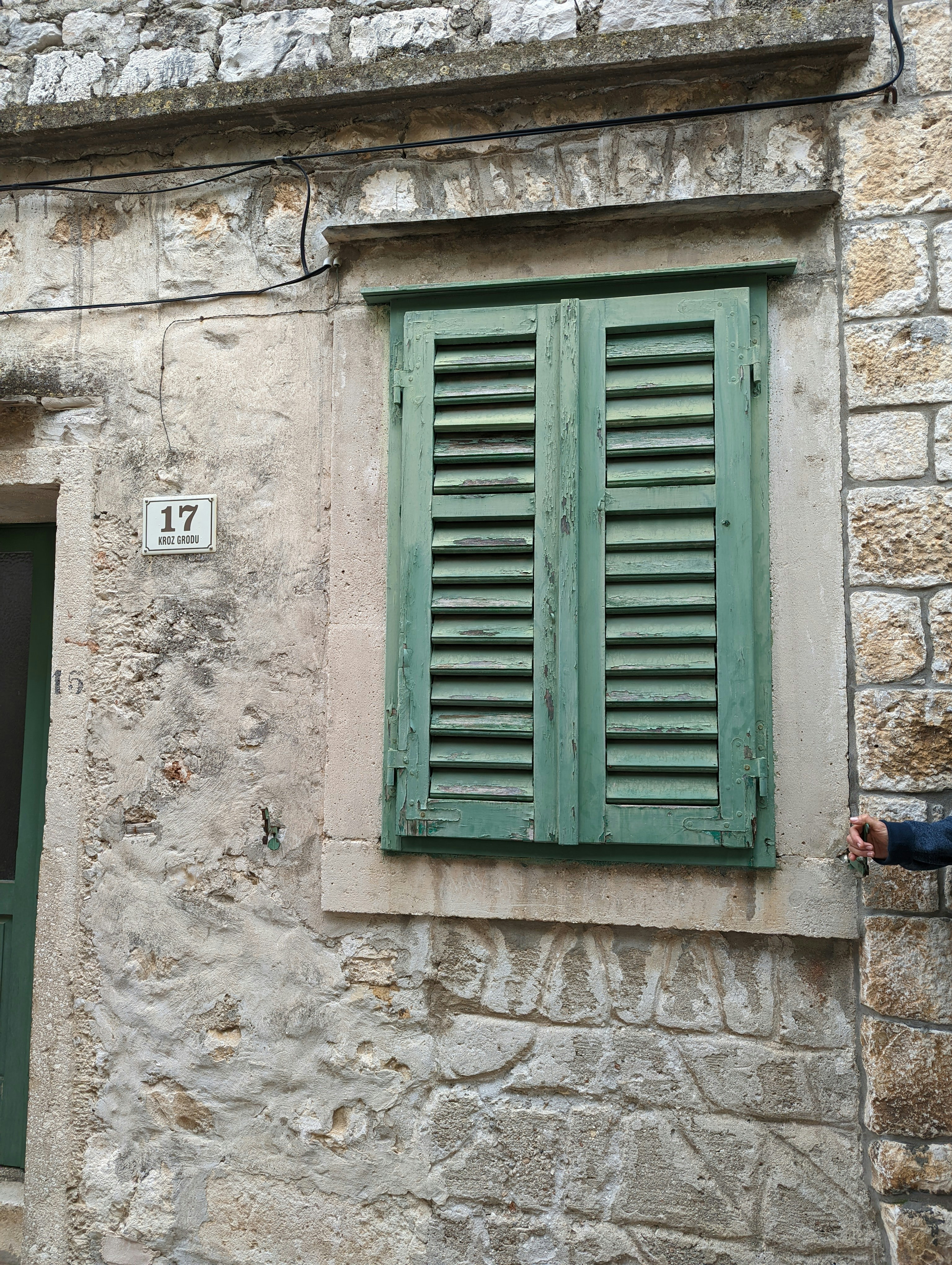 A green window on a stone building photo – Free Shutter Image on Unsplash