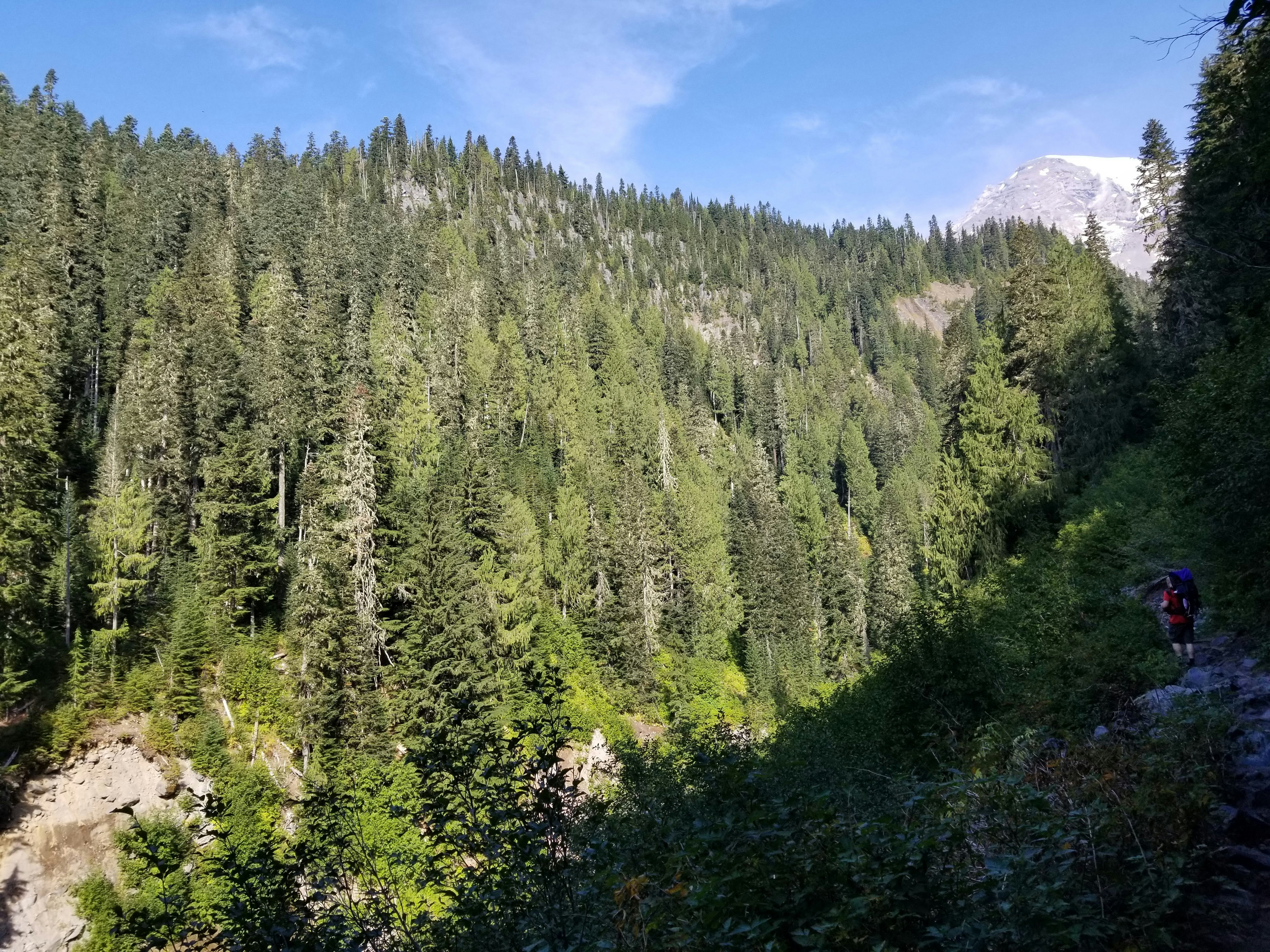 Foto zum Thema Eine Person, die in den Bergen mit dem Clearwater ...