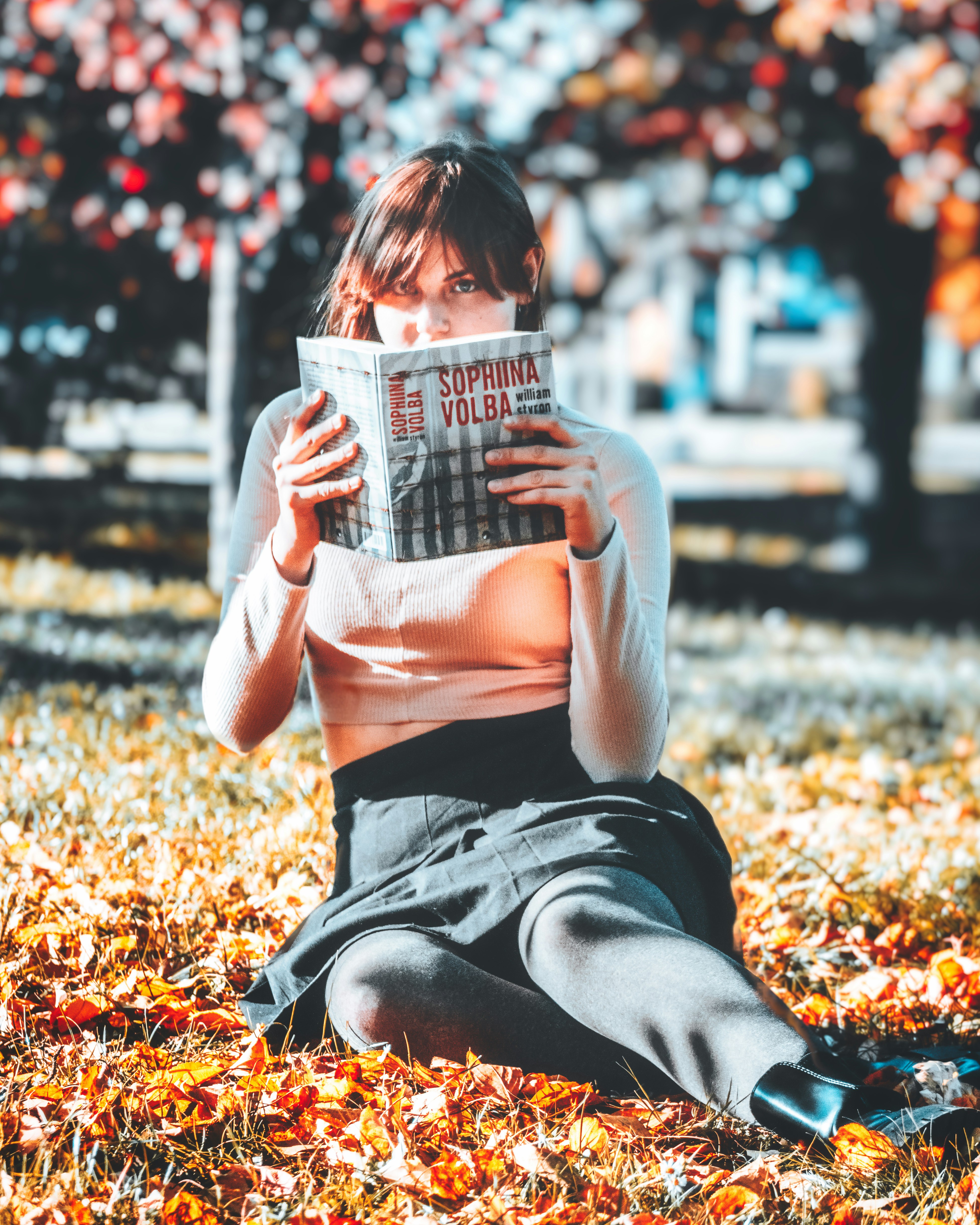 Une personne assise par terre en train de lire un journal photo – Photo ...
