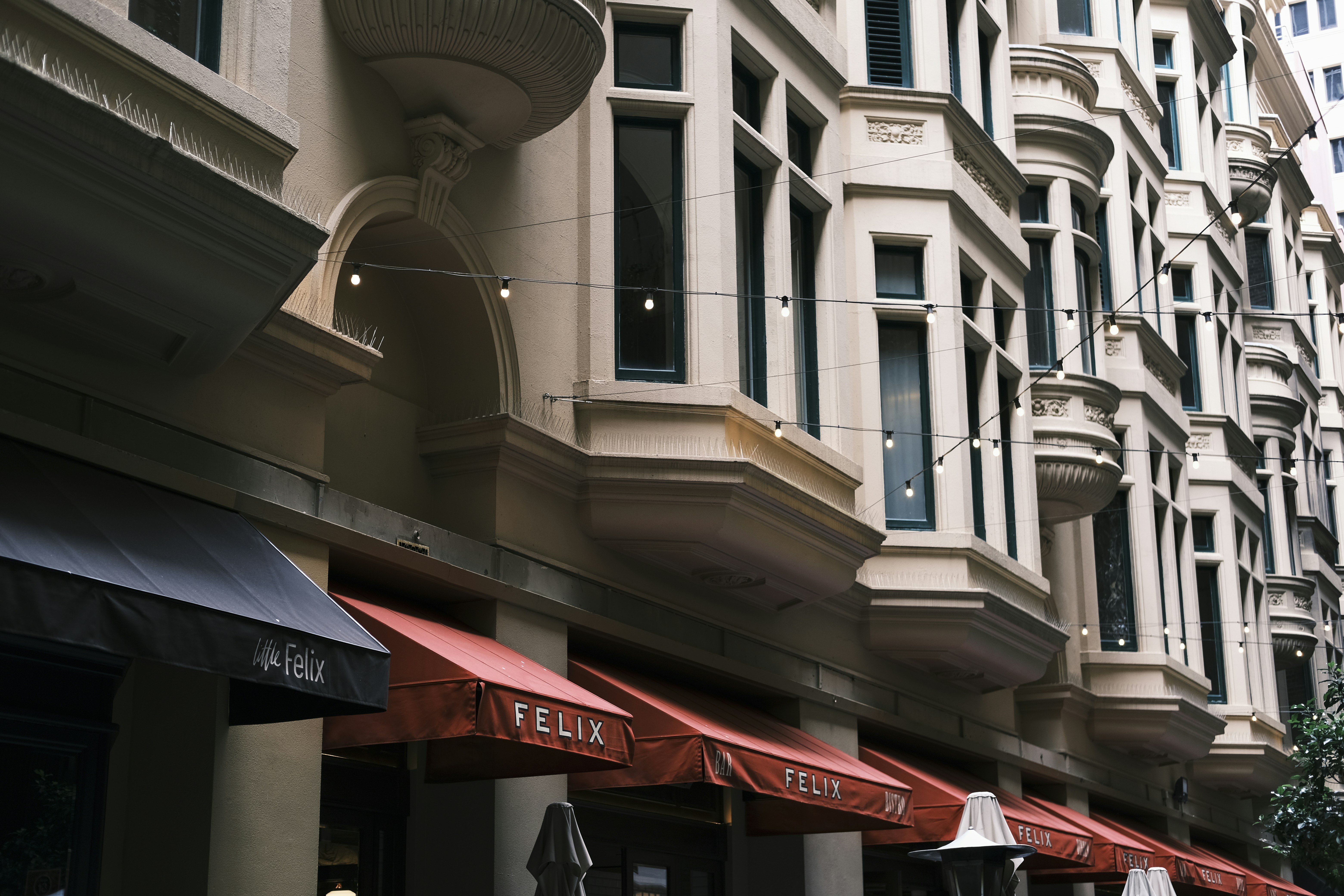A building with many windows photo – Free Palings lane Image on Unsplash