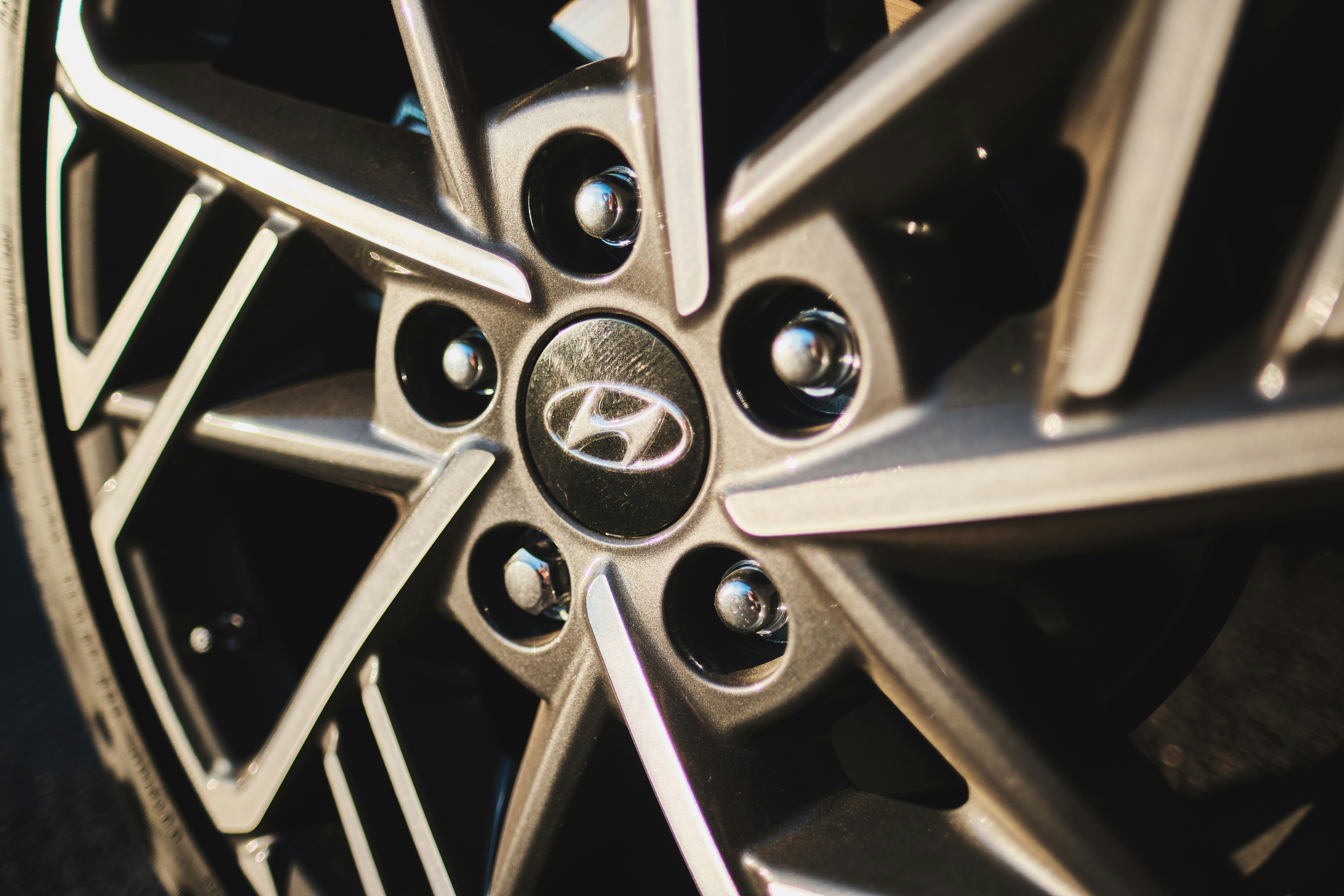 Hyundai Wheel Core: A Crisp Close-Up of an Alloy Rim
