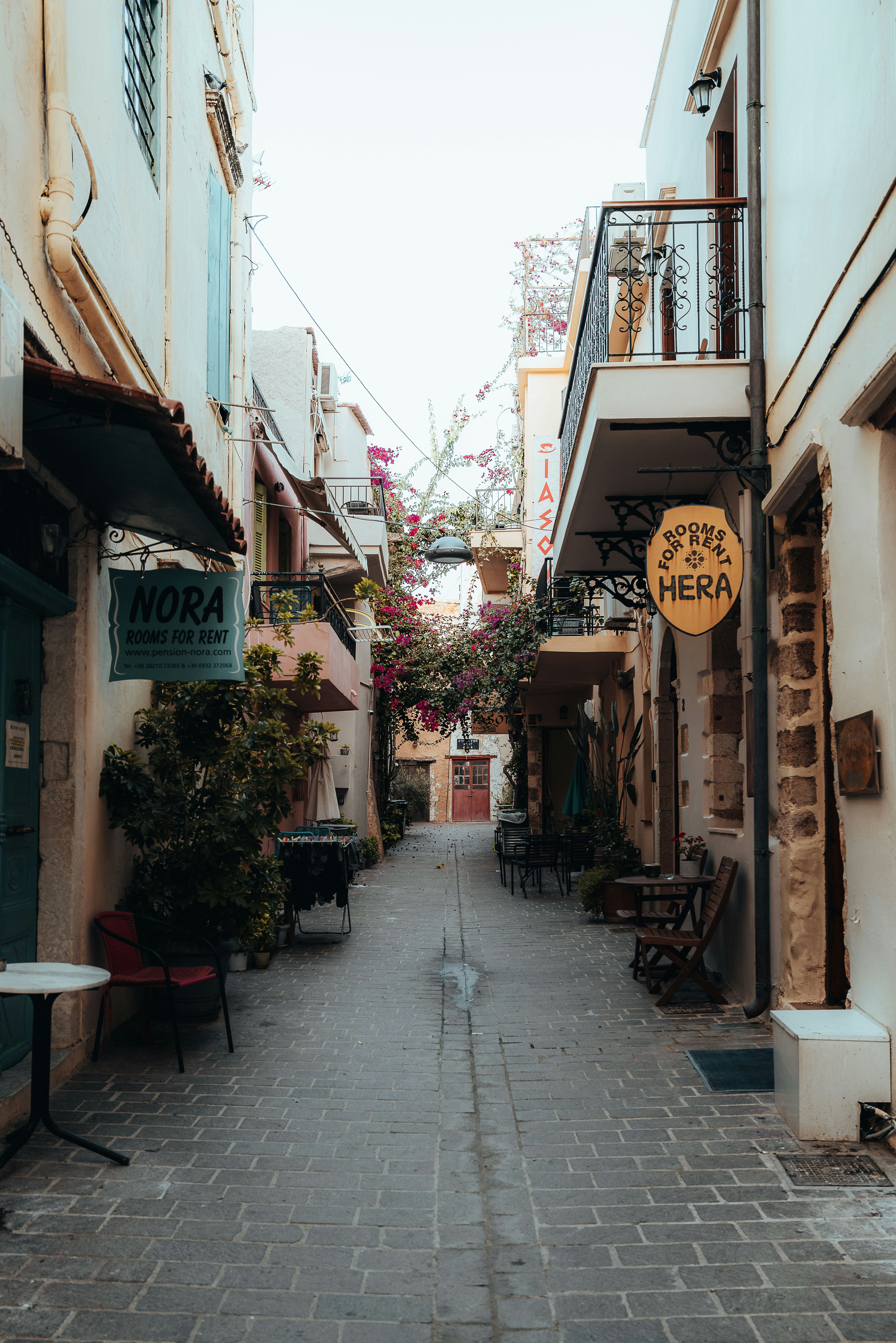 A narrow alley between buildings photo – Free Chania Image on Unsplash