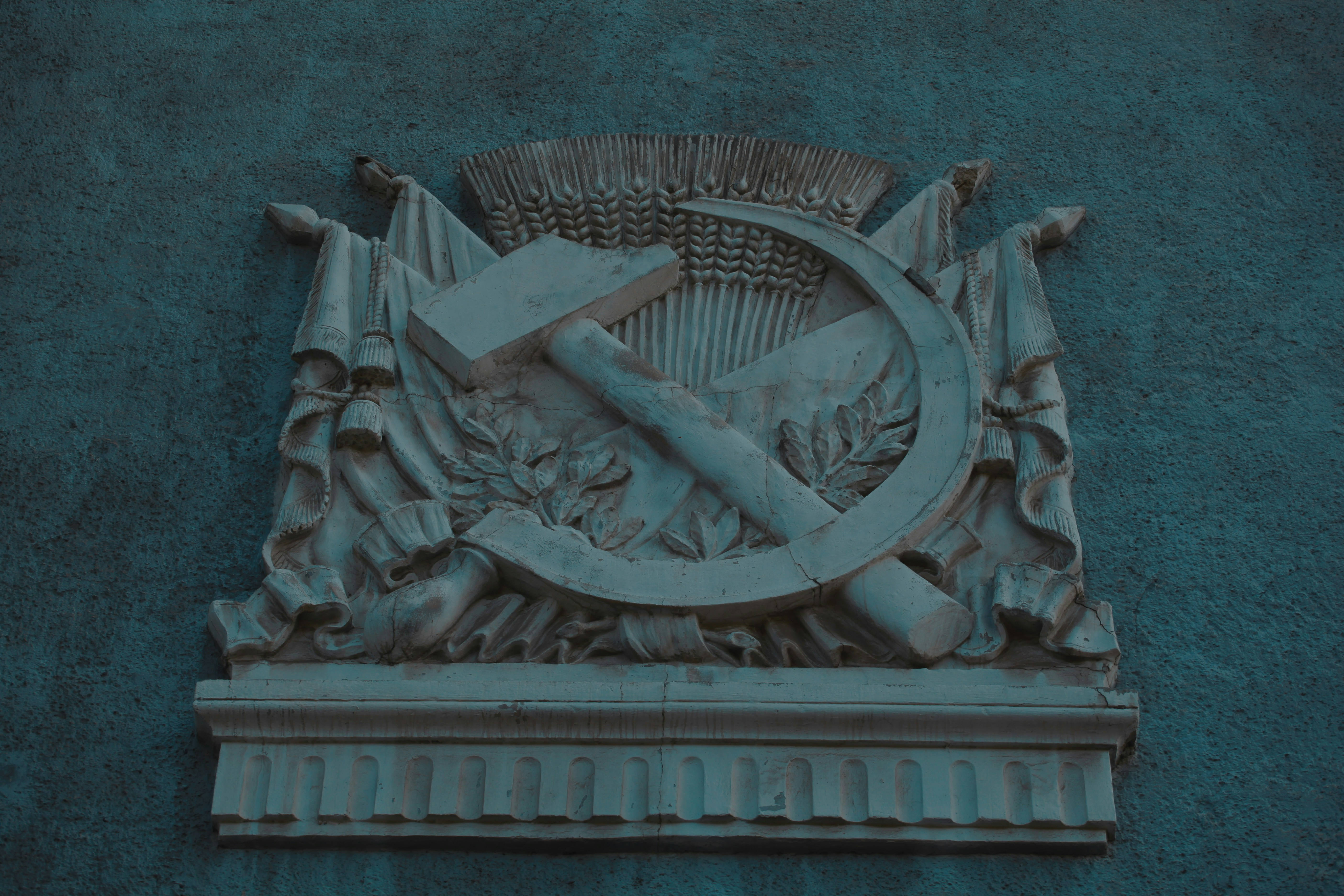 Emblem of Armistice: A Cold Crest Carved in Stone