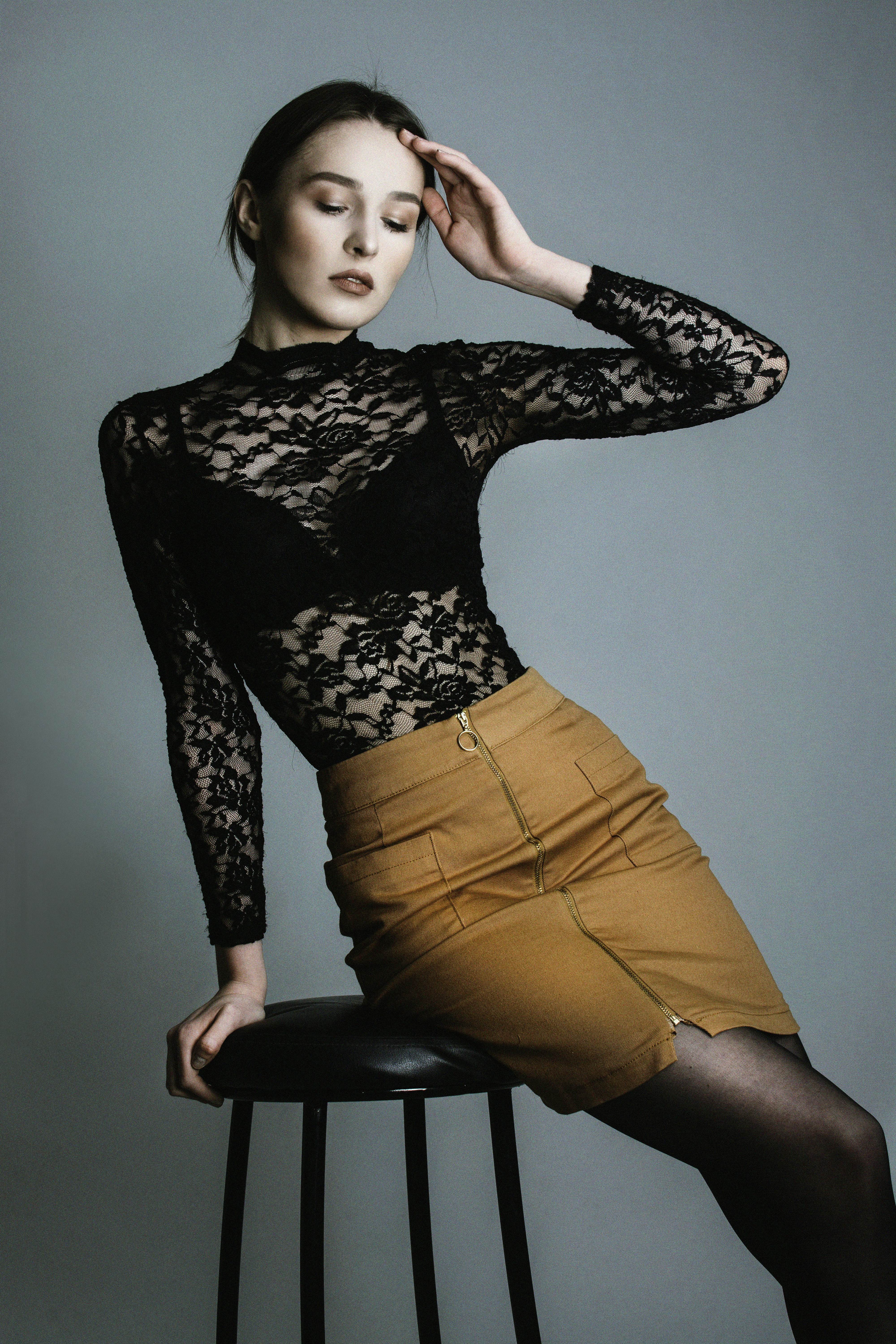 Una persona posando para una foto foto – Imagen de Atavío gratuita en ...