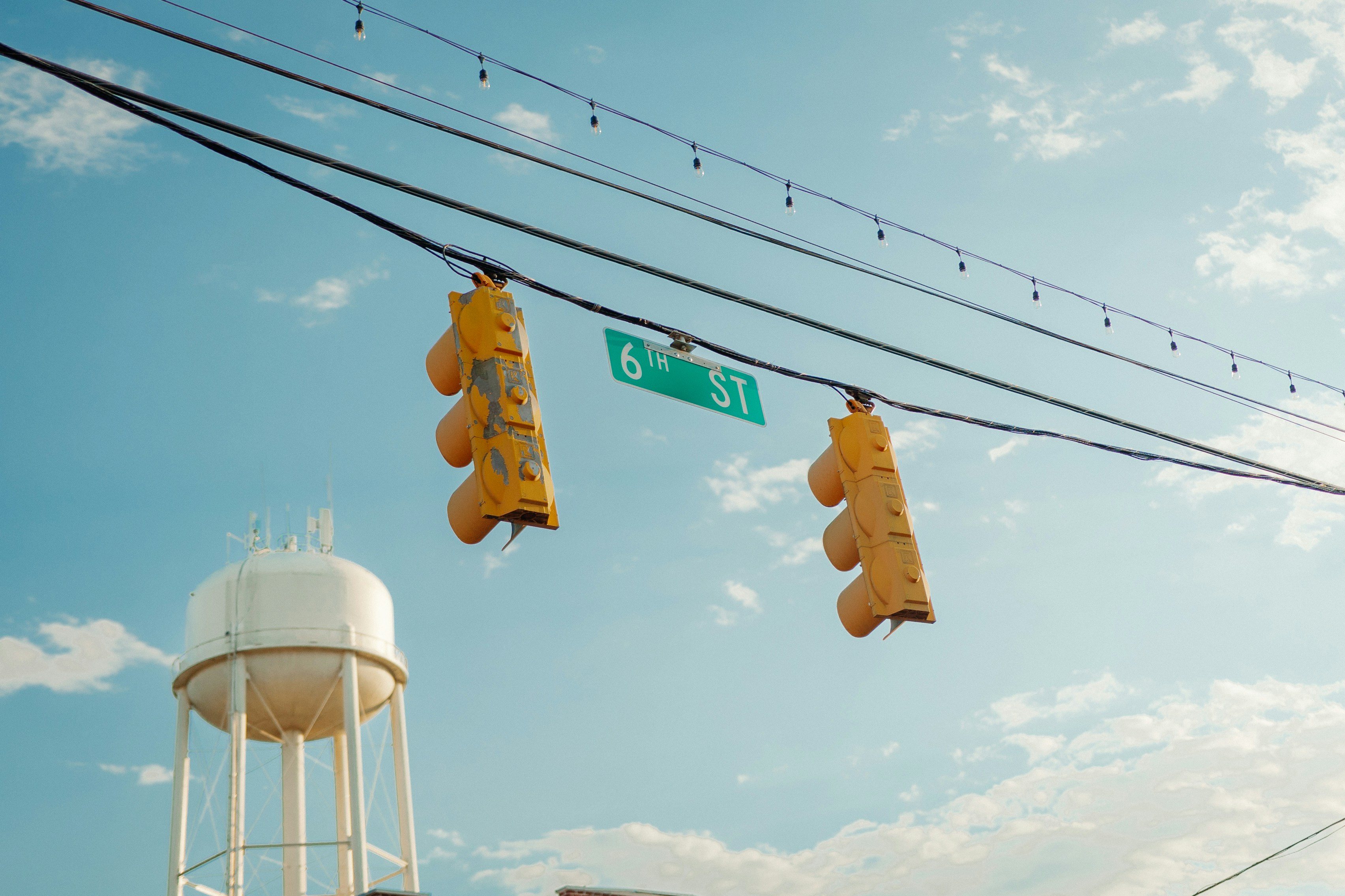 A street sign and traffic lights photo – Free Usa Image on Unsplash