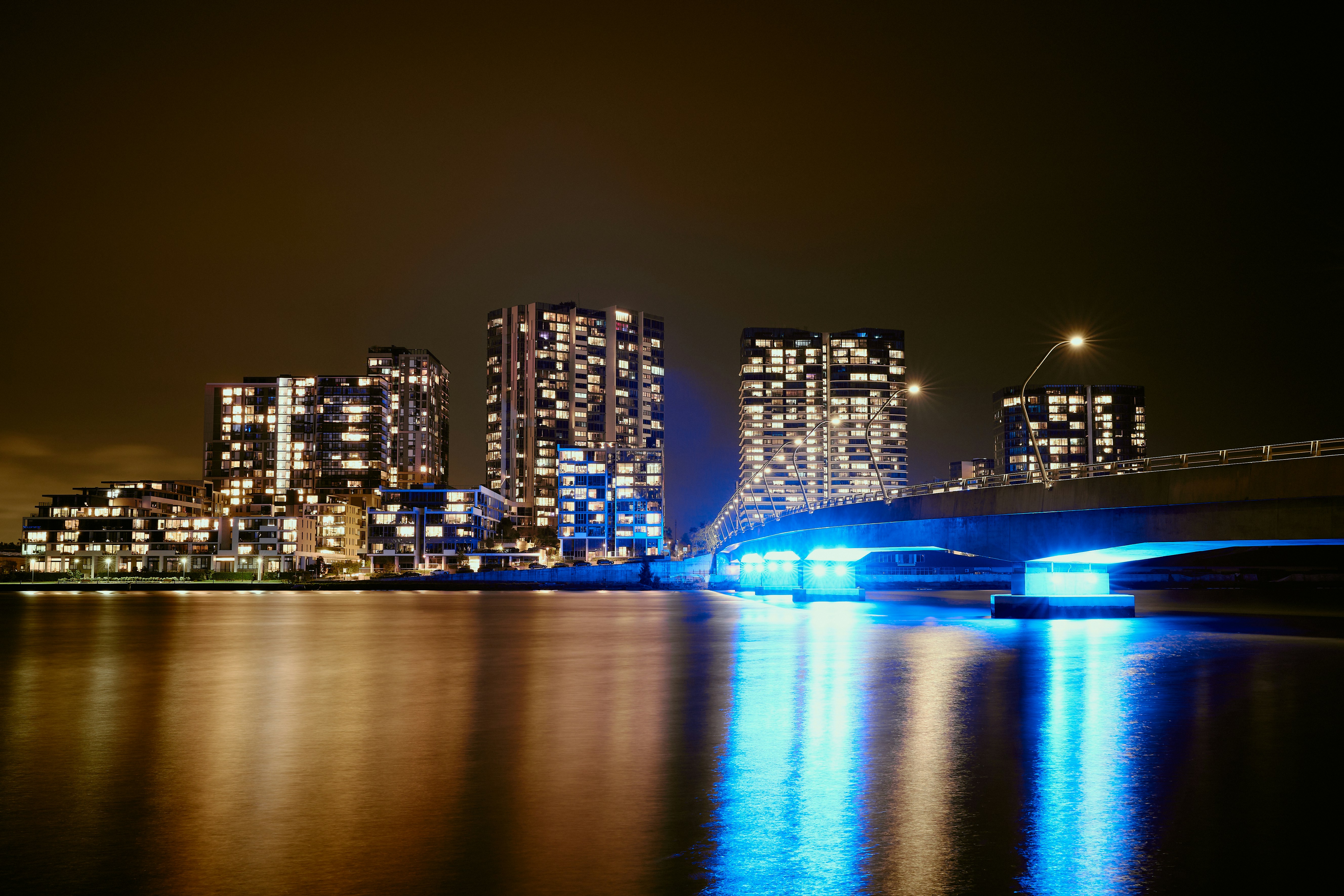 Neon Pulse Over the Midnight River: Reflections of a Glassy City