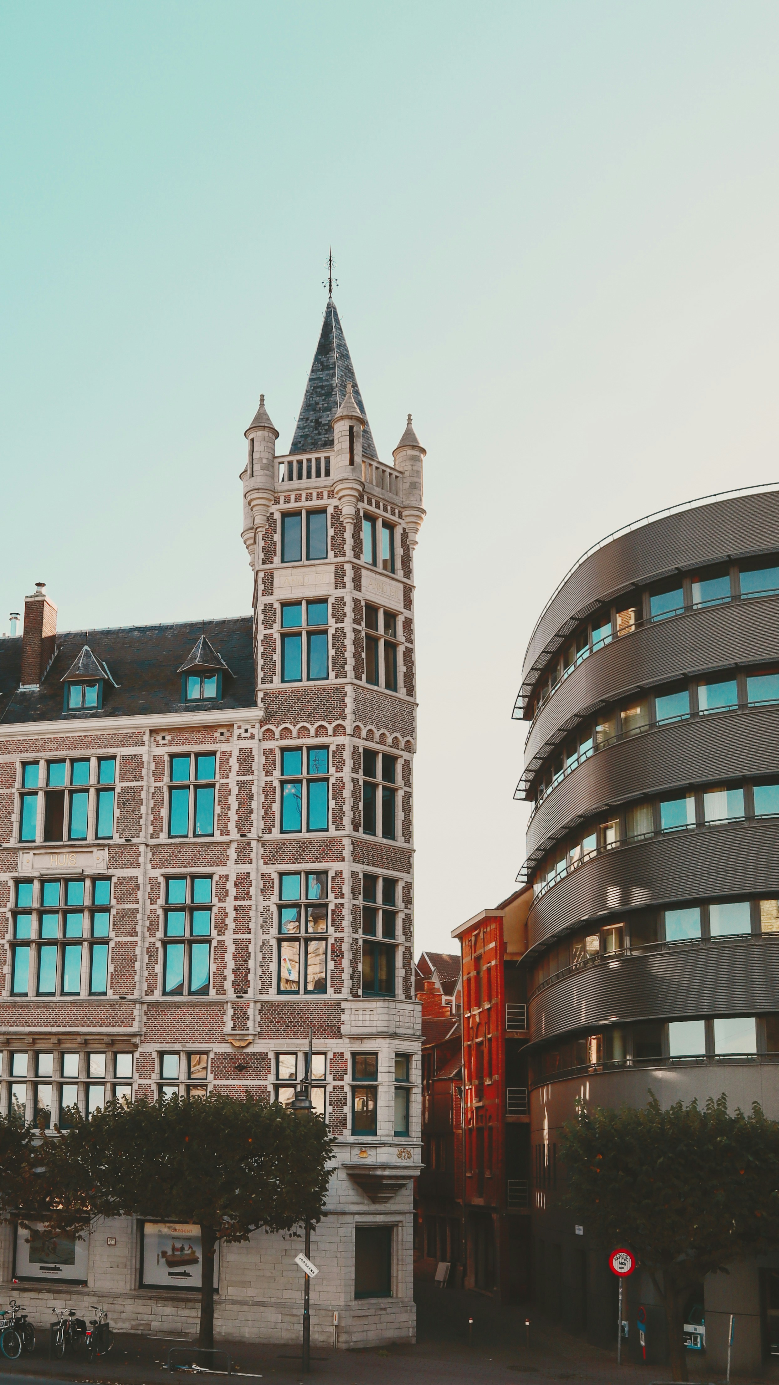 Un grand bâtiment avec une tour photo – Photo Anvers Gratuite sur Unsplash