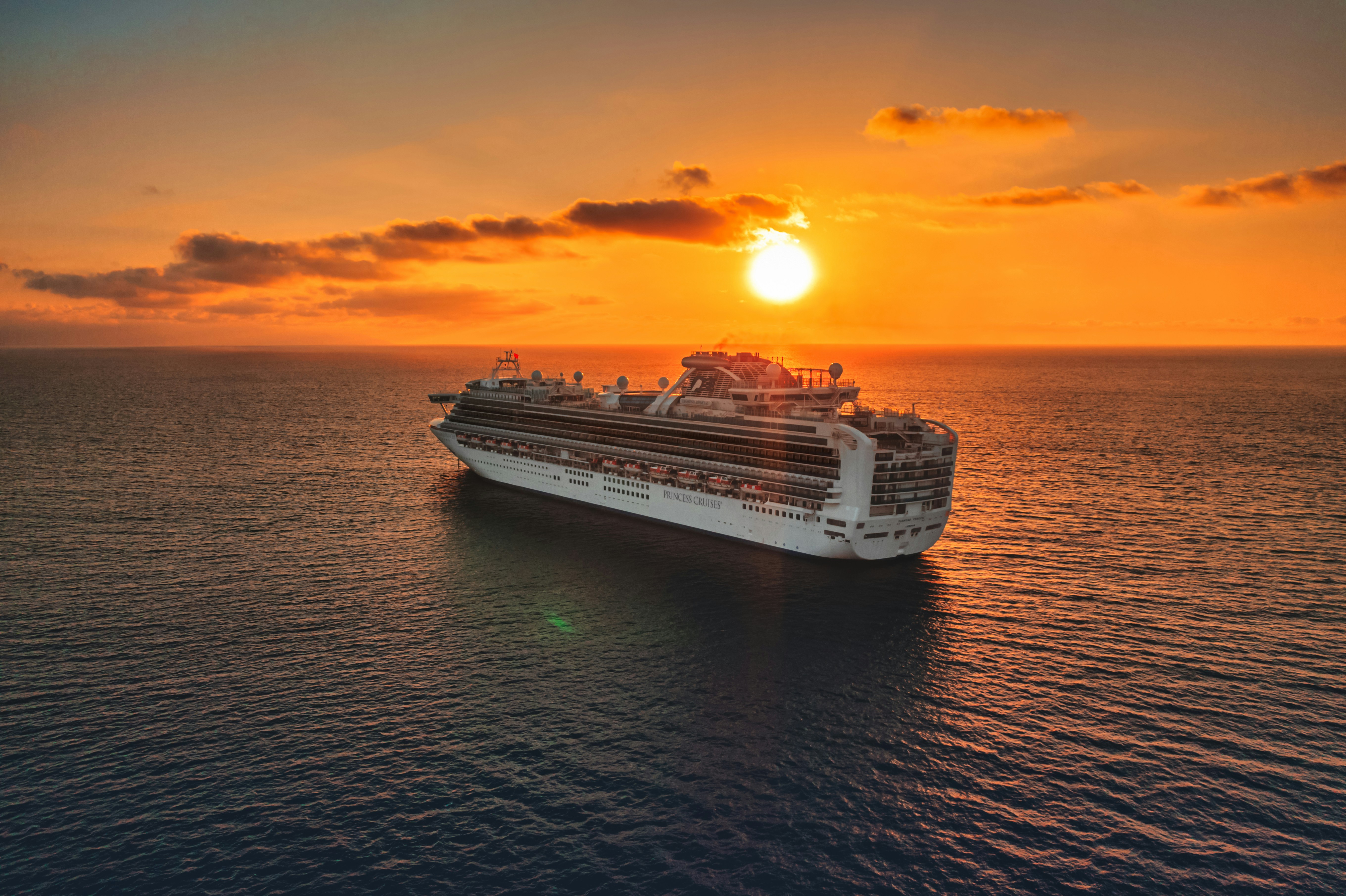 Foto Un gran barco en el agua – Imagen Crucero gratis en Unsplash